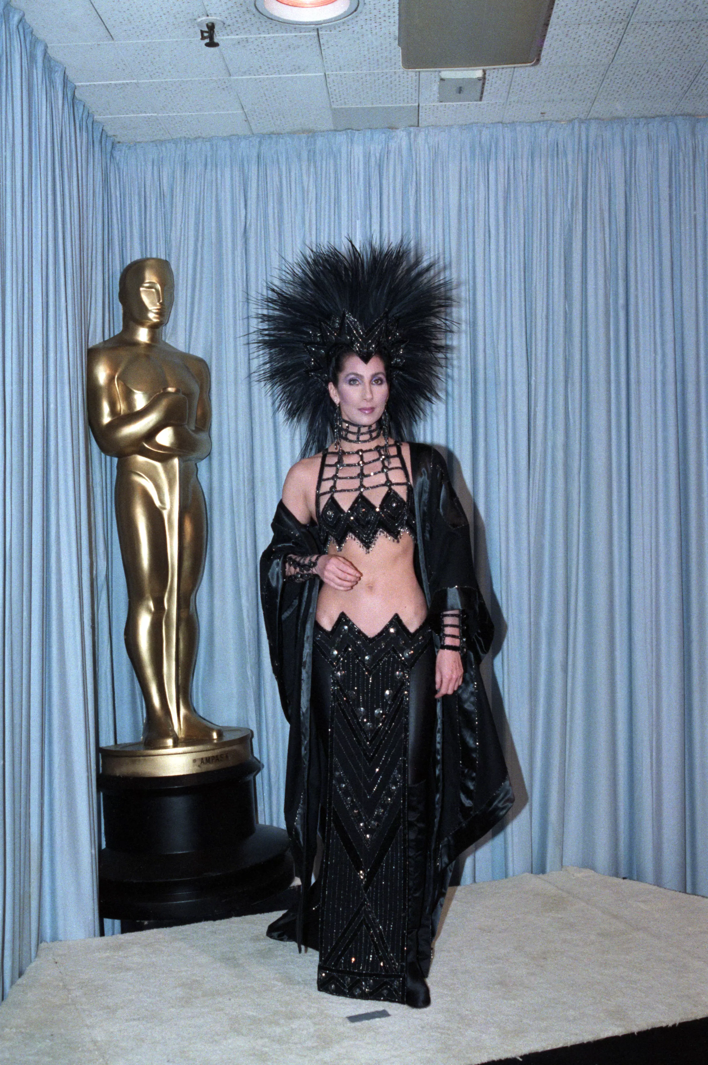 Cher rodoma viso ūgio nuotraukoje iš „Oskarų“ apdovanojimų užkulisių