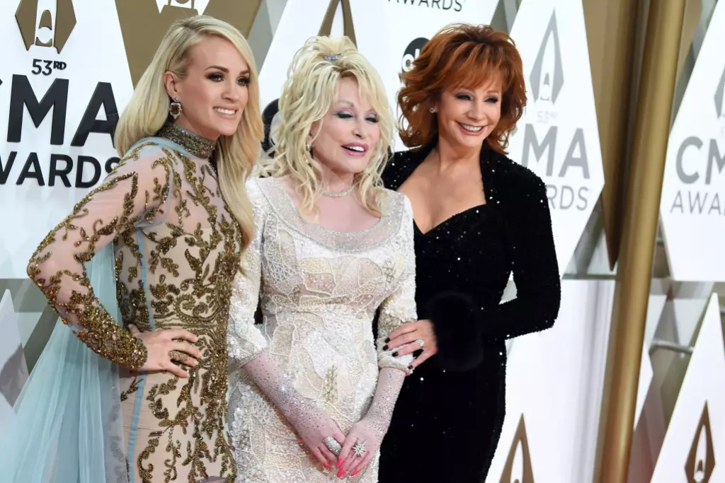 Carrie Underwood, Dolly Parton và Reba McEntire tại thảm đỏ CMAs 2019