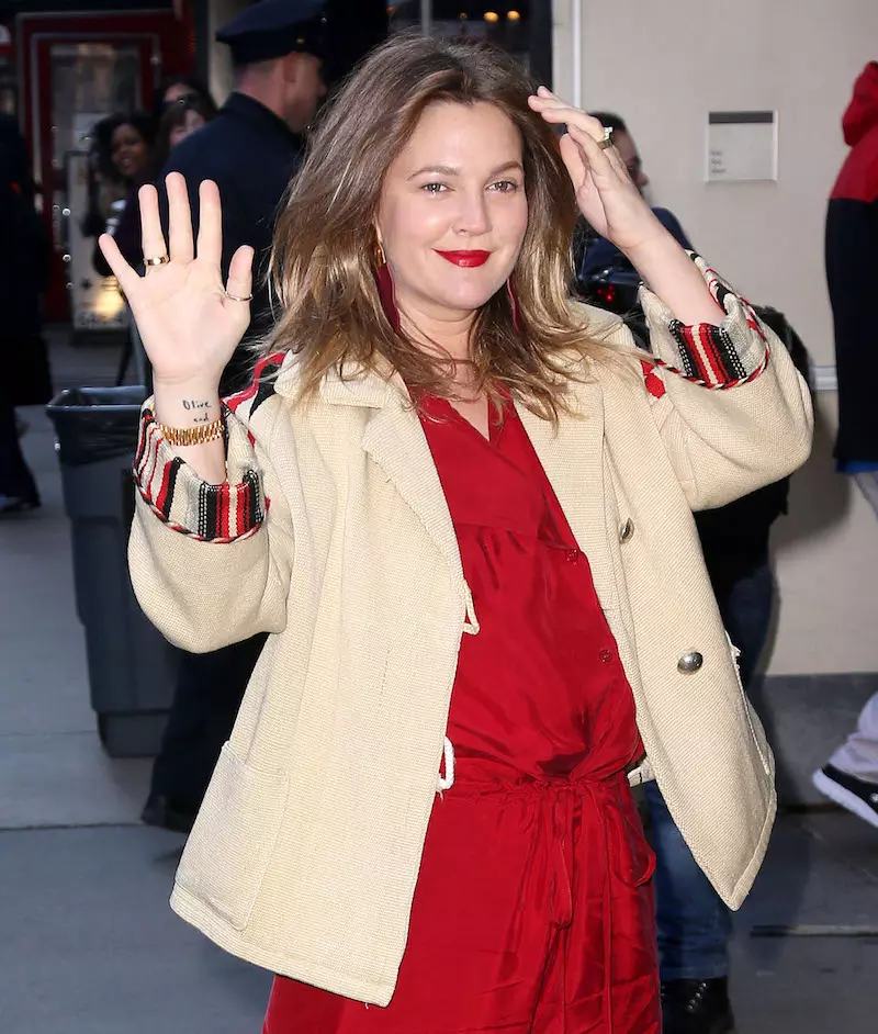 Drew Barrymore reade jumpsuit wuivende bûten 'Good Morning America'