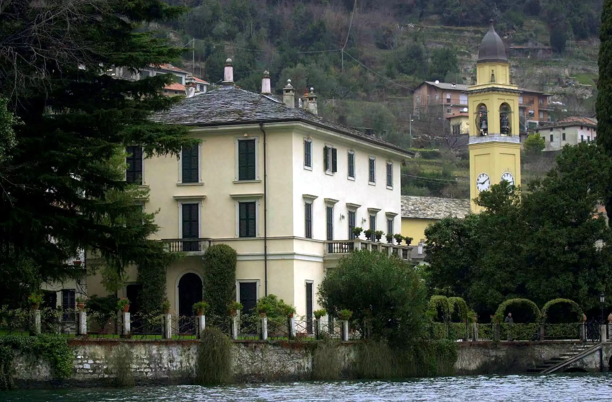صور جورج كلوني وأملس في منزله في بحيرة كومو إيطاليا