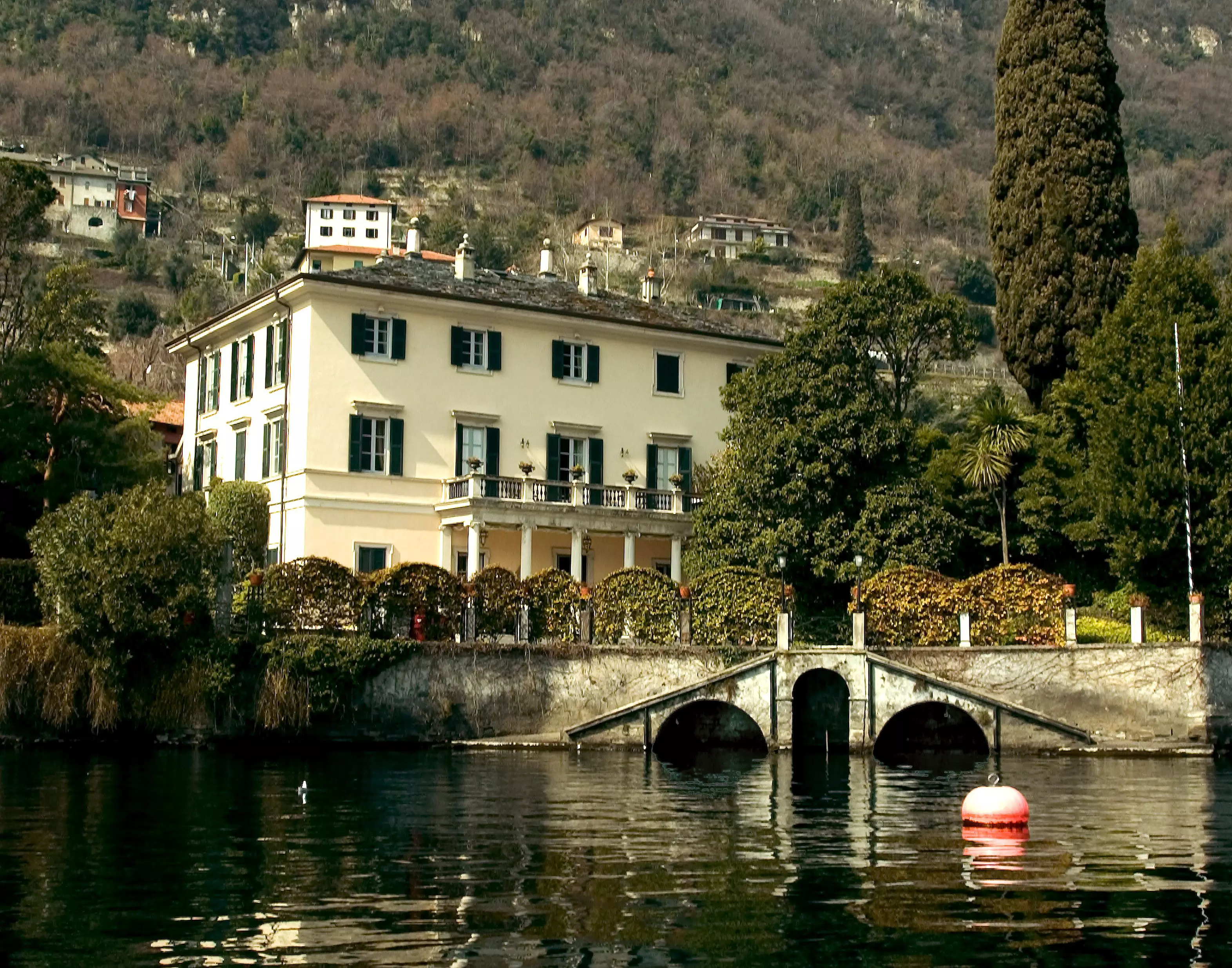 صور جورج كلوني وأملس في منزله في بحيرة كومو إيطاليا