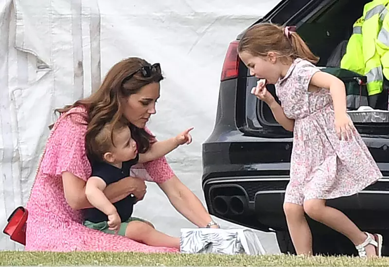 kate-middleton-princo-george-princino-charlotte-reĝa-familio-reĝo-potenco-reĝa-bonfarado-polo-matĉo