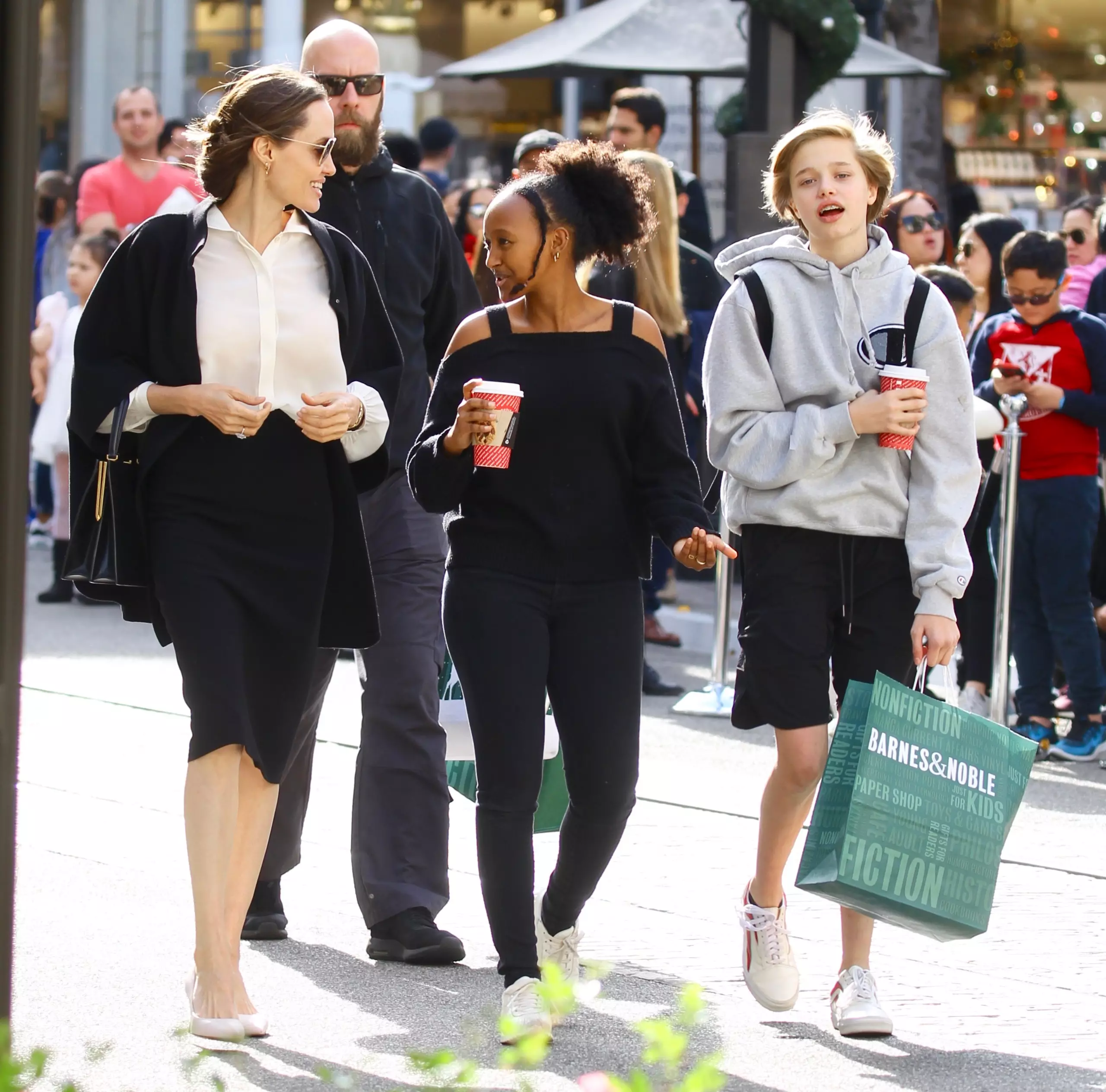 Angelina Jolie hëlt Duechtere, Zahara a Shiloh fir Last-Minute Chrëschtdag Shopping op The Grove