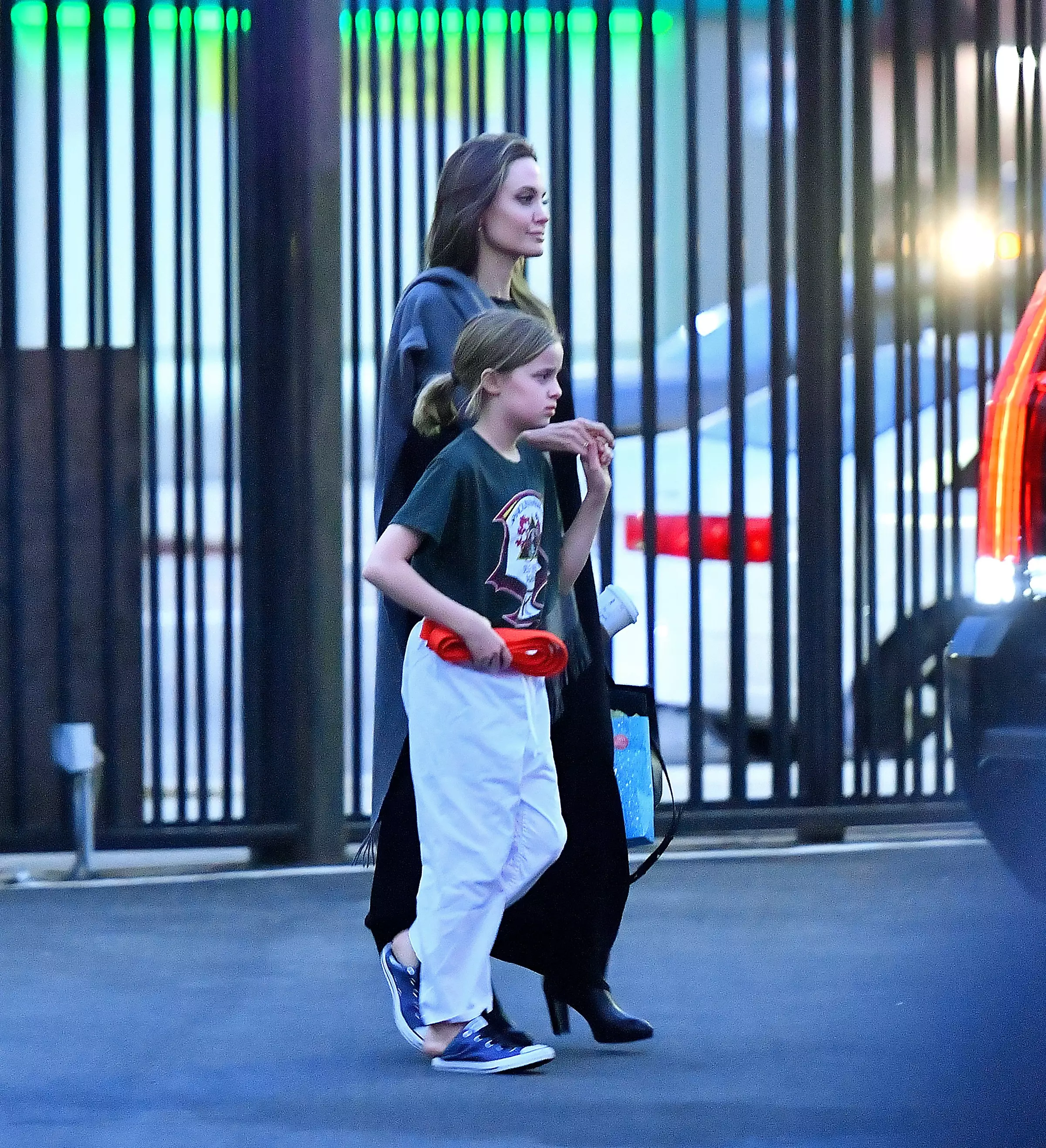 Angelina Jolie kesawang ing karate karo putri Vivienne ing Los Angeles