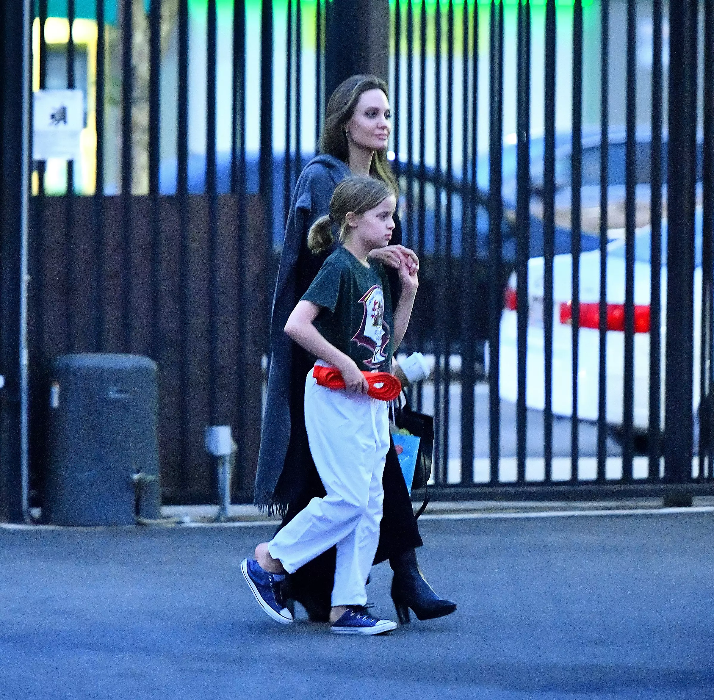 Angelina Jolie kesawang ing karate karo putri Vivienne ing Los Angeles