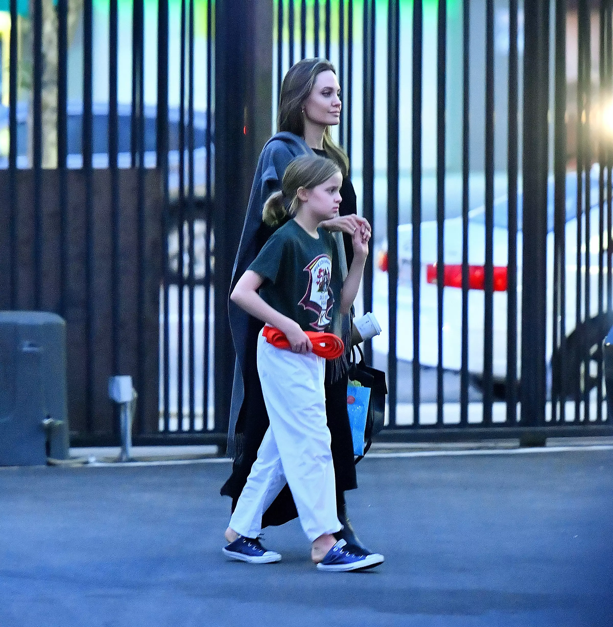 Angelina Jolie è stata avvistata al karate con la figlia Vivienne a Los Angeles