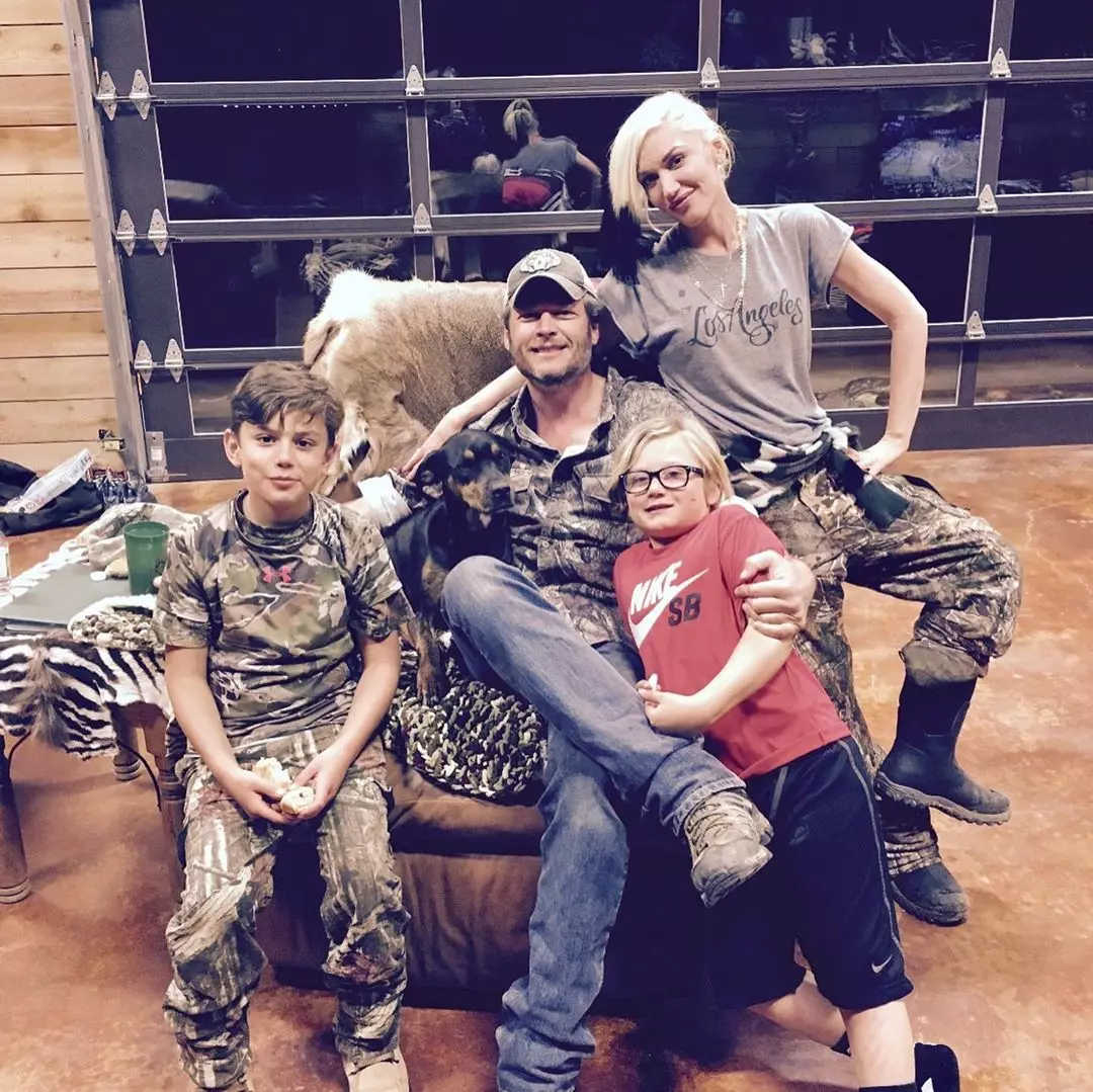 blake-shelton-details-being-a-stepdad-to-gwen-stefanis-កូនប្រុស 3 នាក់