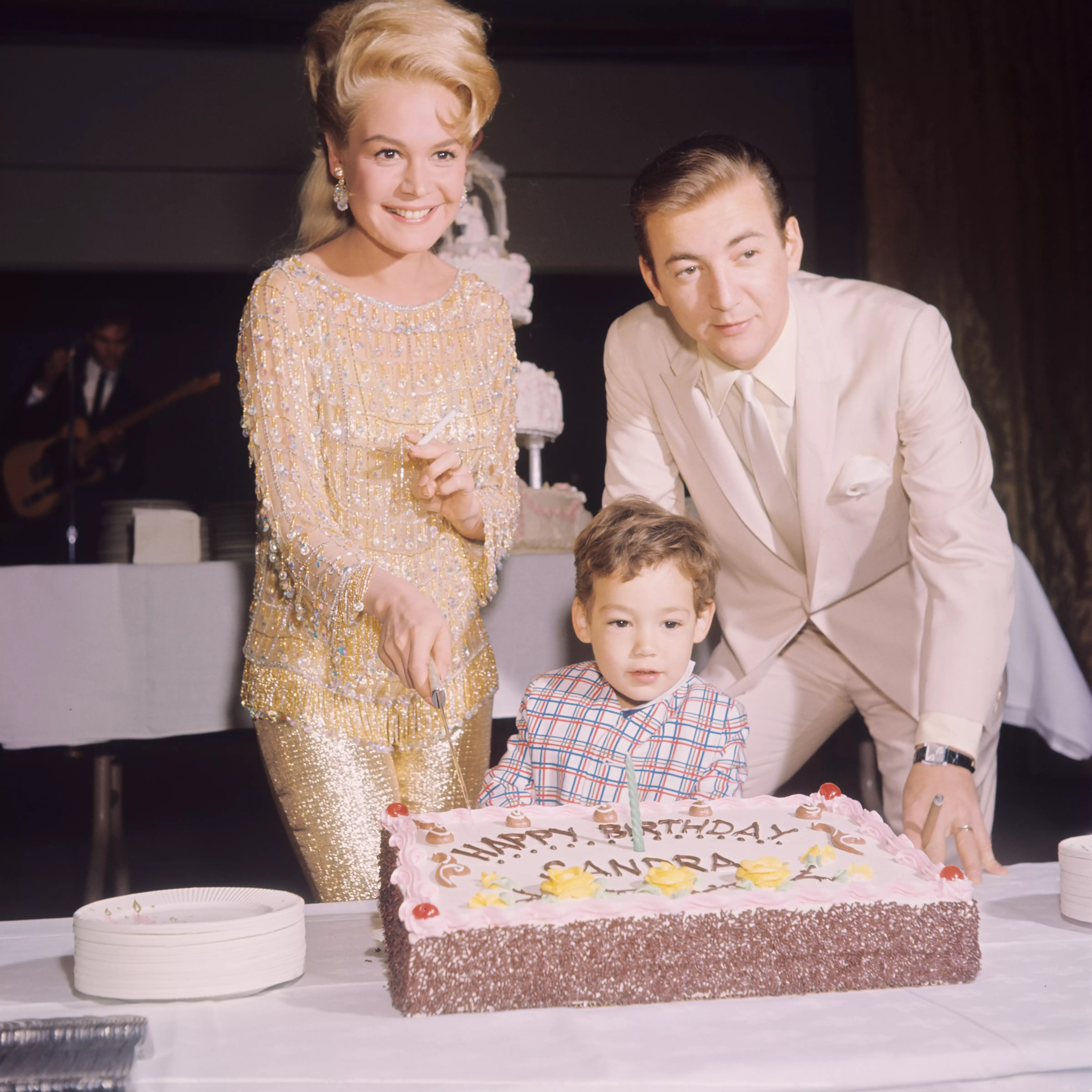 Ameriški pevec Bobby Darin (1936 - 1973) praznuje rojstni dan svoje žene, igralke Sandre Dee (1942 - 2005), s sinom Doddom.