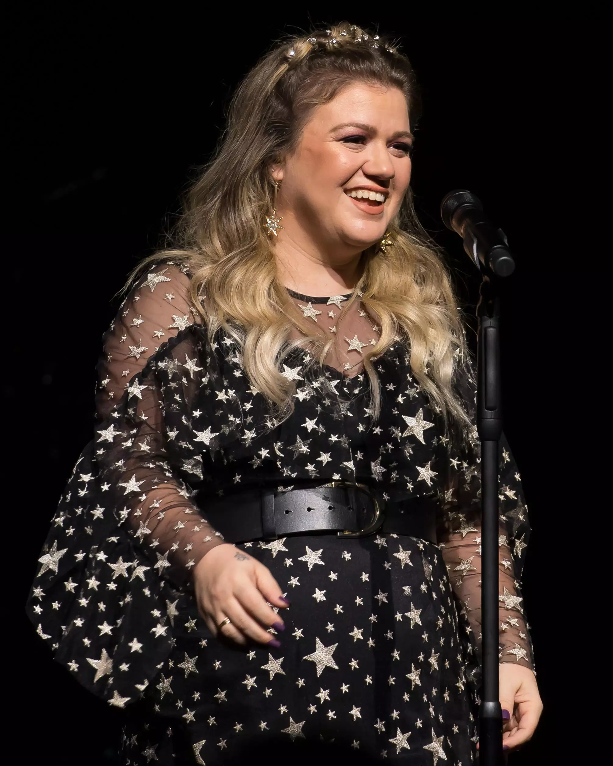 Od „American Idol“ po televízneho moderátora! Fotografie premeny Kelly Clarkson v priebehu rokov