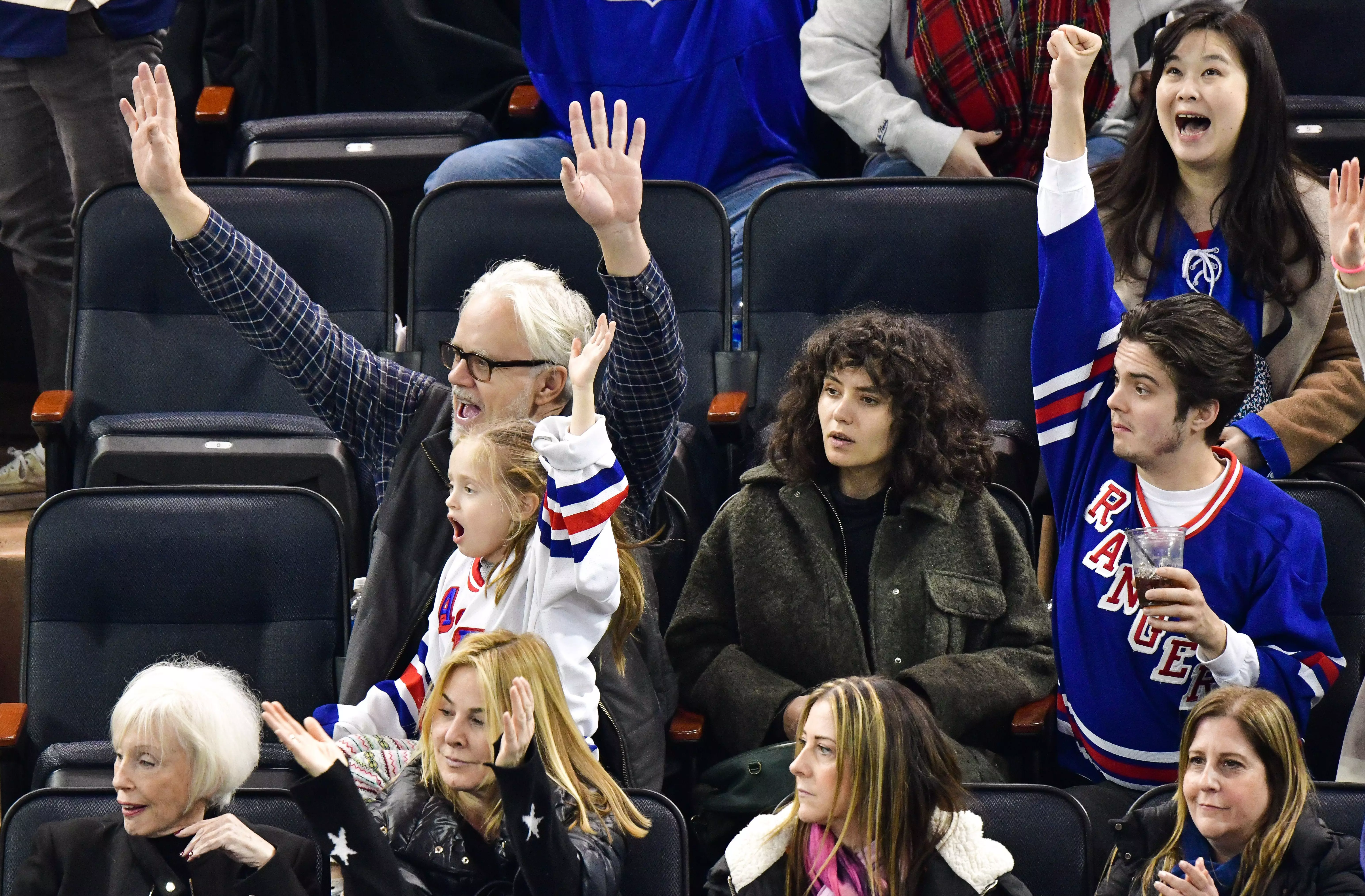 Celebrity sa zúčastňujú Carolina Hurricanes proti New York Rangers, hokejový zápas NHL, Madison Square Garden, New York, USA - 27. decembra 2019