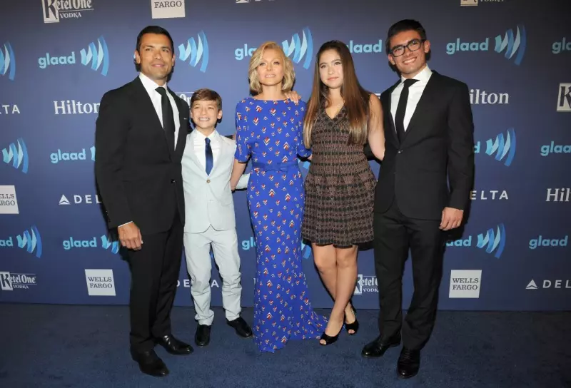 Aktor Mark Consuelos, Kelly Ripa sareng murangkalihna ngahadiran VIP Red Carpet Suite anu diayakeun ku Ketel One Vodka dina GLAAD Media Awards ka-26.