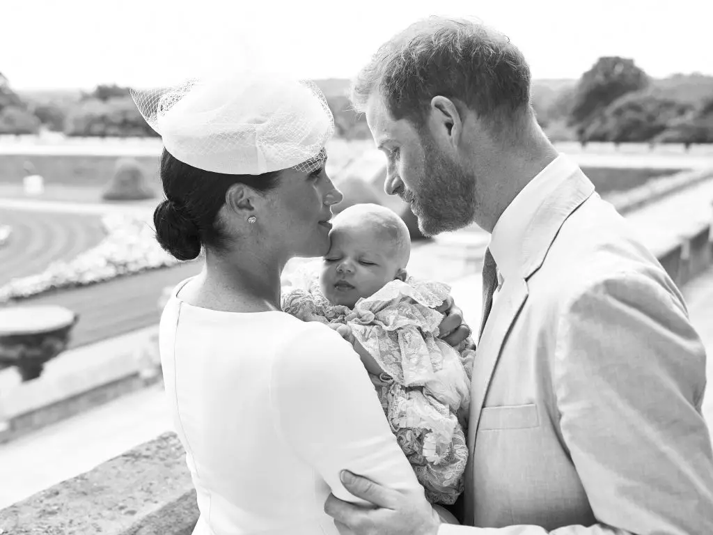 meghan-markle-şahzadə-harri-körpə-archie-xristening-təşəkkürlər-qeydləri