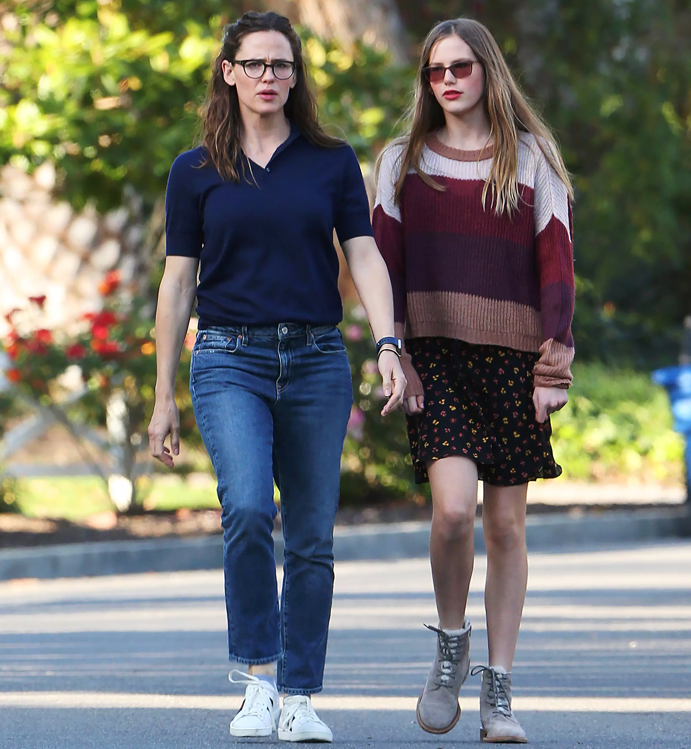 Jennifer Garner e Violet Affleck fora de casa, Los Angeles, EUA - 13 de abril de 2020