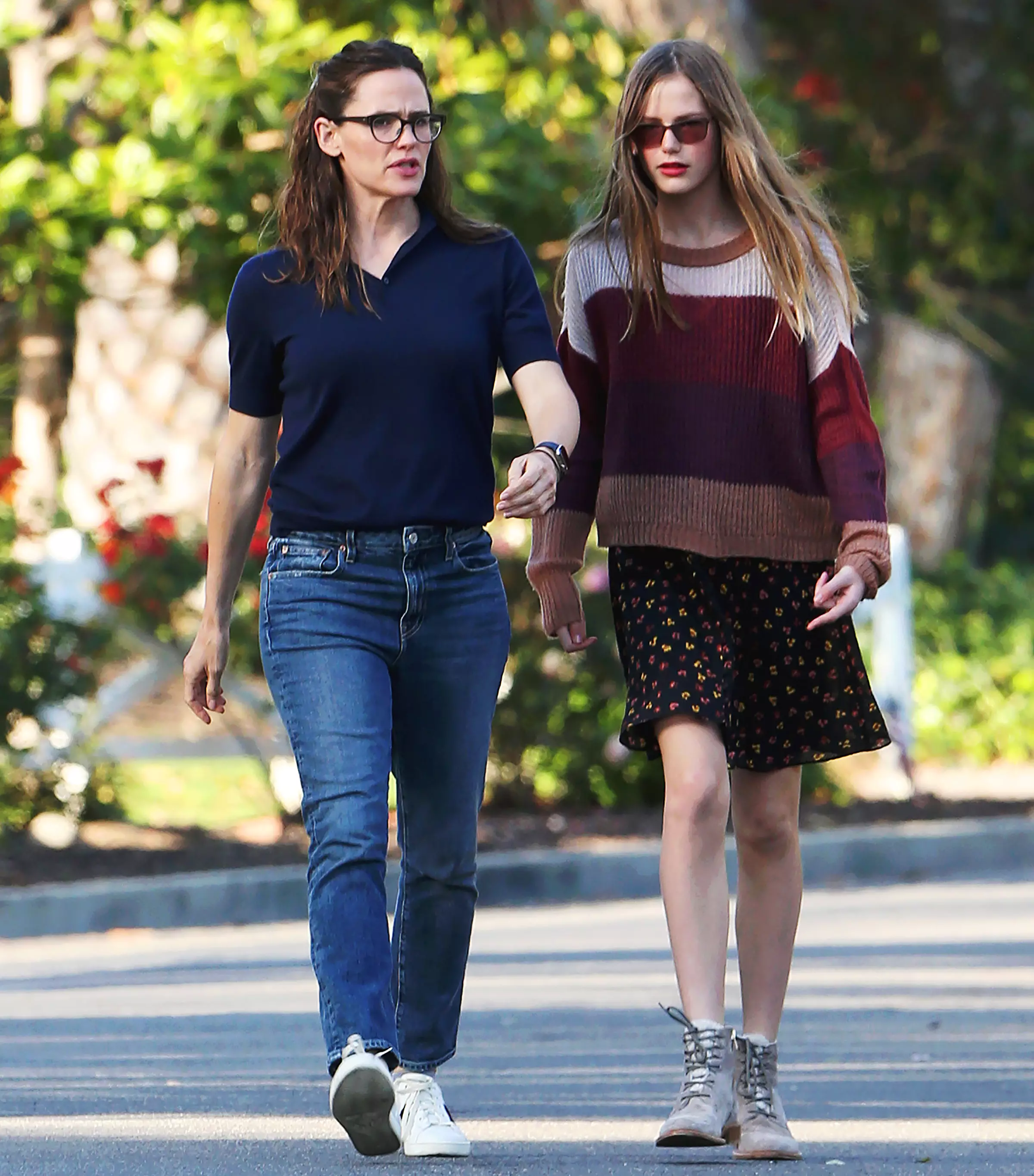 Jennifer Garner e Violet Affleck fora de casa, Los Angeles, EUA - 13 de abril de 2020