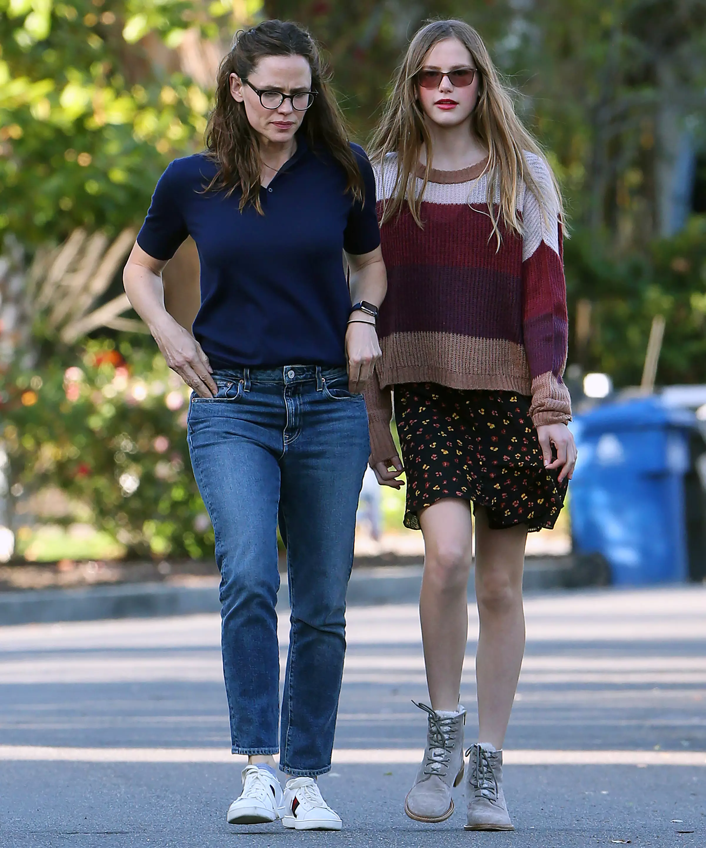 Jennifer Garner e Violet Affleck fora de casa, Los Angeles, EUA - 13 de abril de 2020