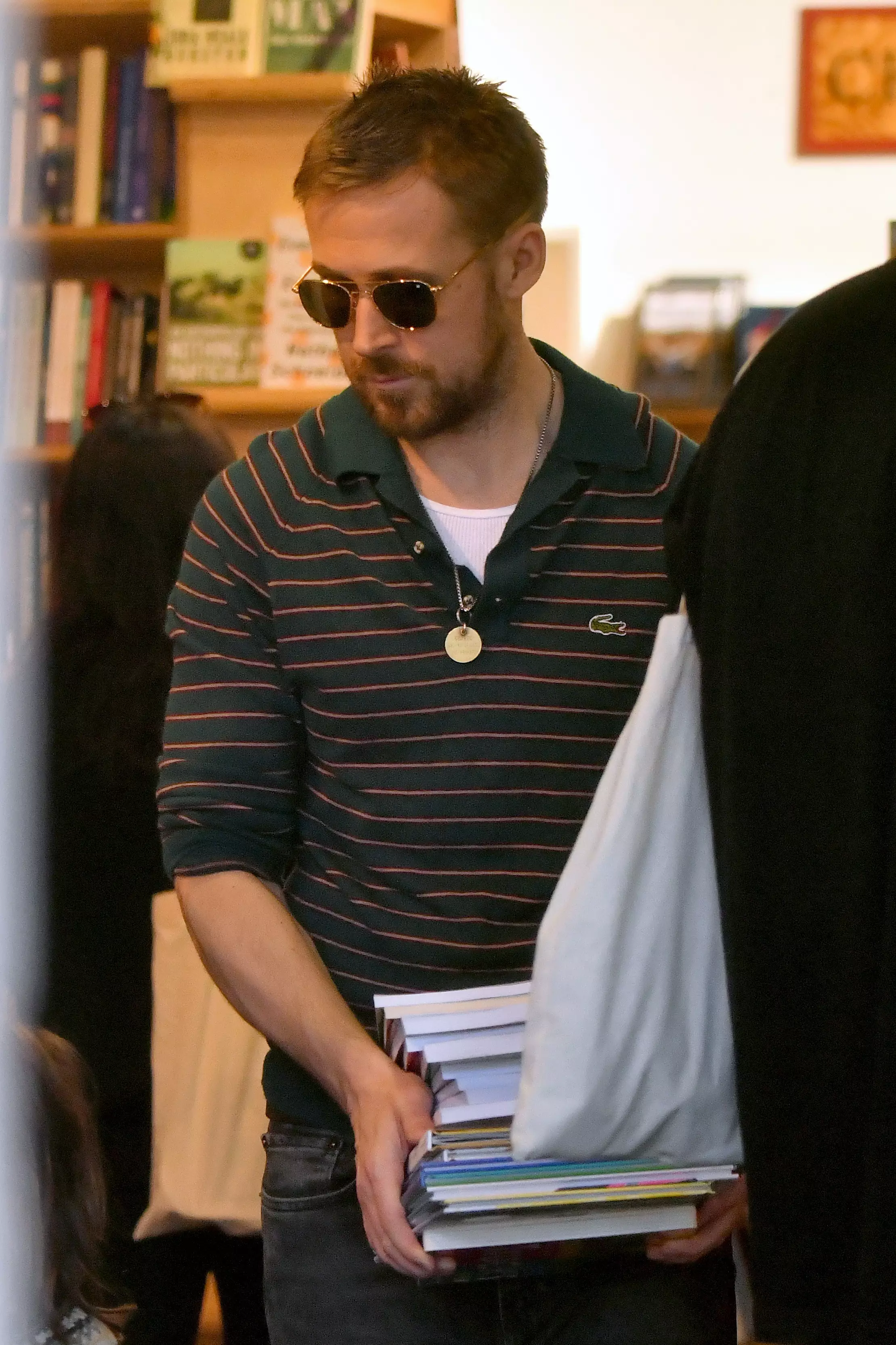 Ryan Gosling-ek bere alaba, Esmeralda liburuak erostera eramaten ditu Studio City-n.