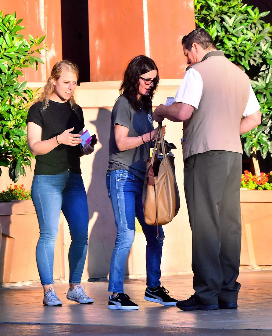 Baineann Courteney Cox agus a iníon Coco taitneamh as lá amuigh le chéile ag Disneyland