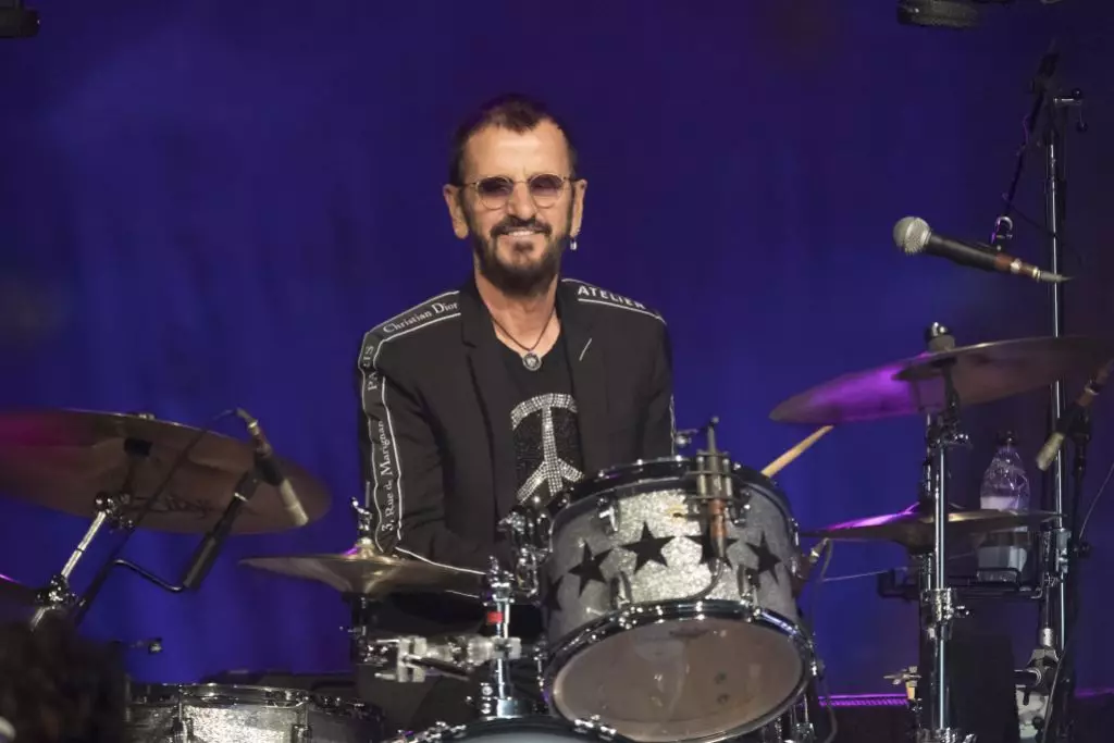 Ringo Starr e na le Matlotlo a Mangata! Bona Hore na Beatles Drummer e Etsa Chelete e Kae