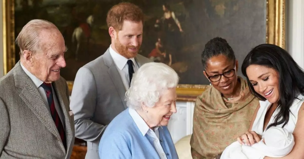 La reina Isabel piensa que el hijo de Harry, Archie, es "el niño más adorable"