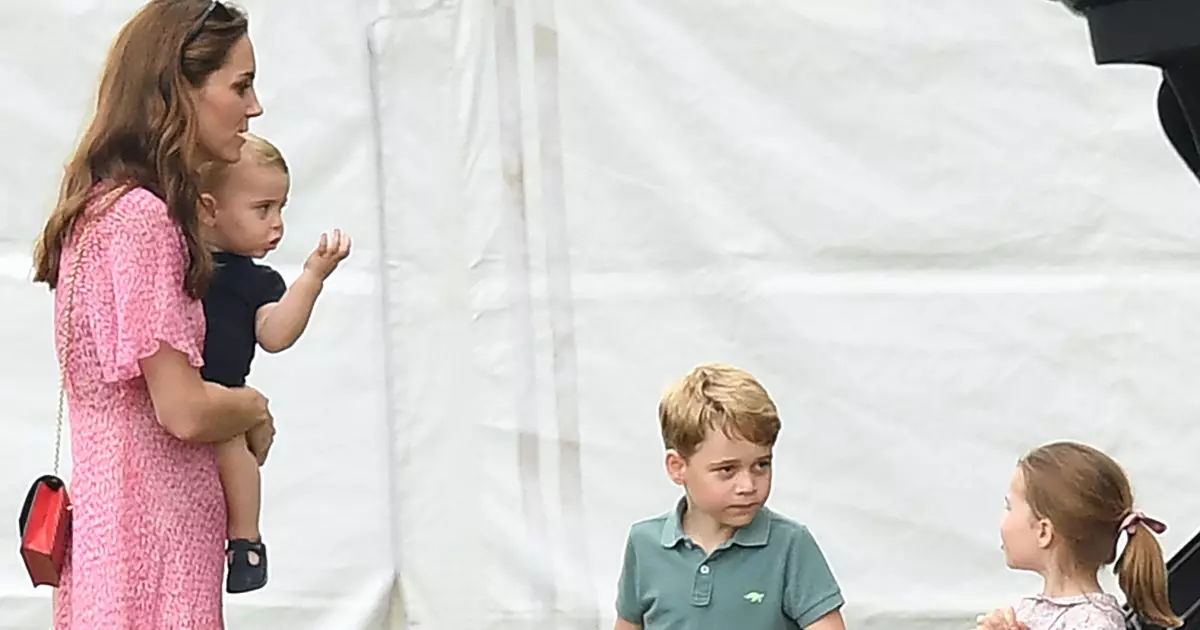 Els nens de Kate Middleton, George i Charlotte, juguen a futbol: fotos