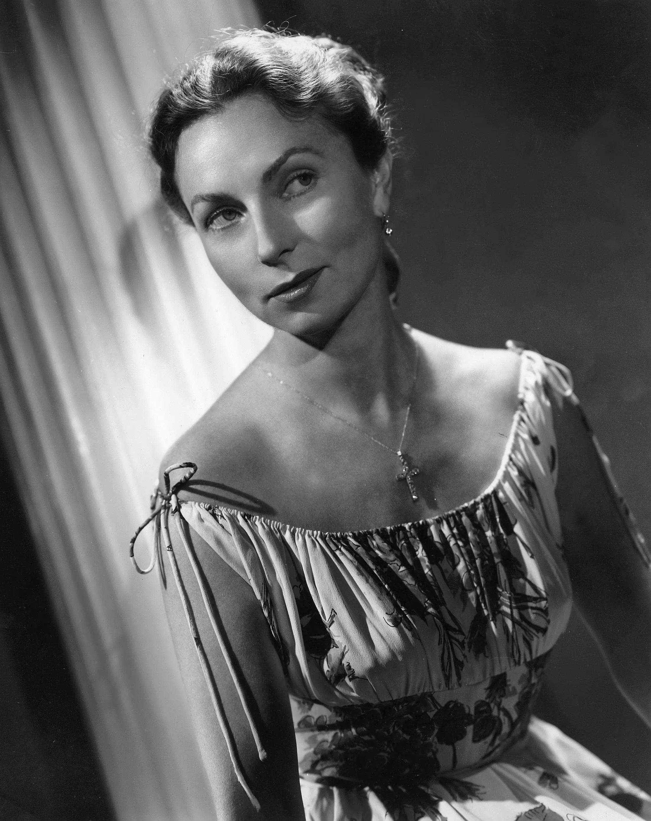 agnes-moorehead-၁