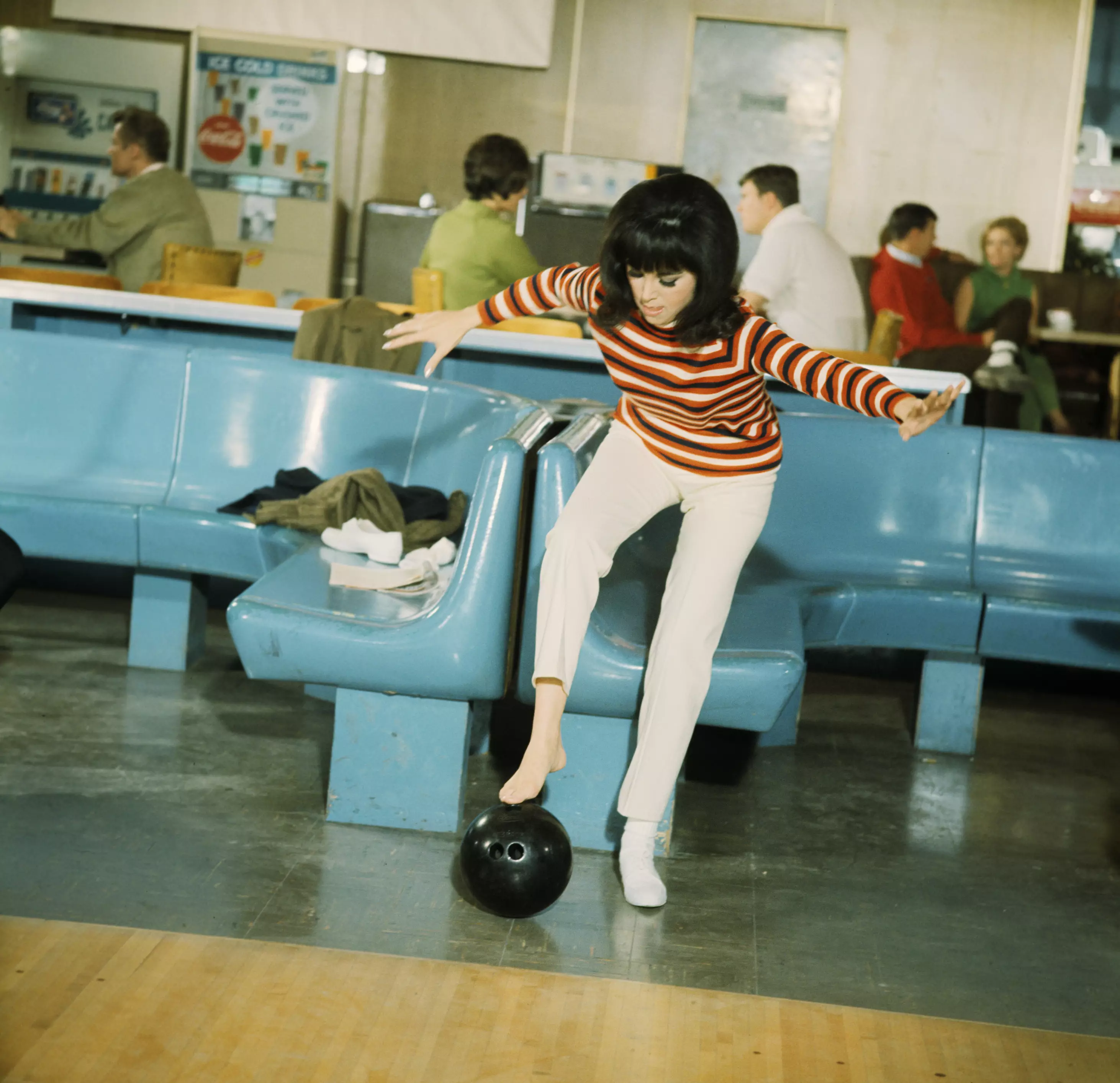 tá-dievčatko-bowlingová-guľa