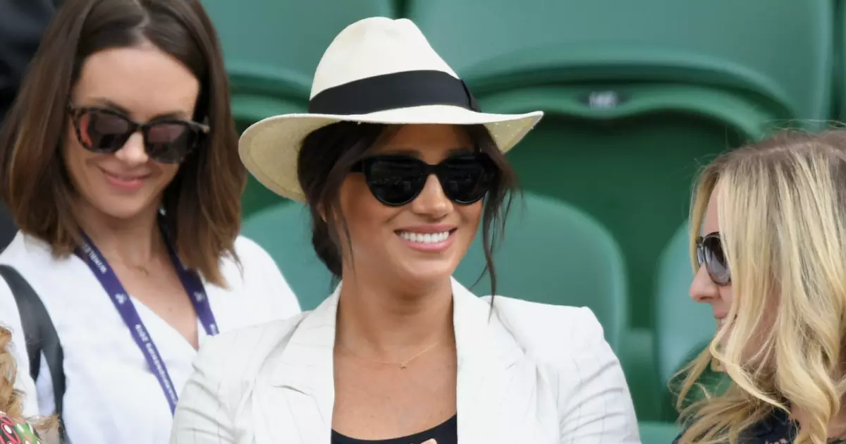 Cuireann Meghan Markle iontas ar Wimbledon ar Lá 4: Grianghraif