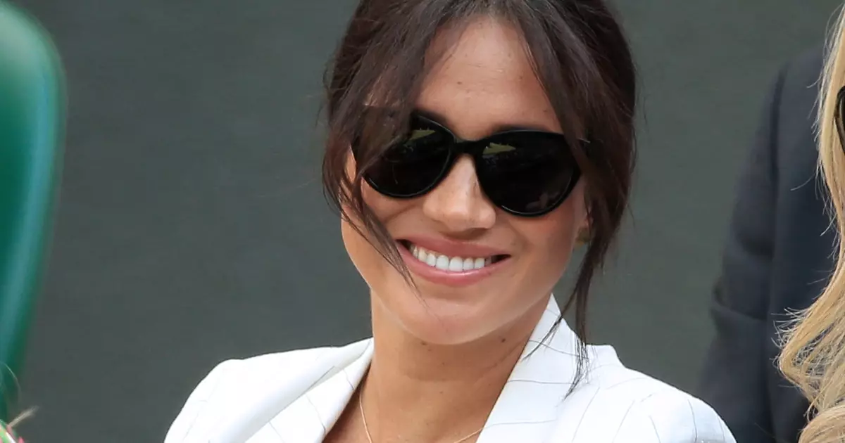 Meghan Markle Alemekeza Archie Wakhanda Ndi Mkanda ku Wimbledon