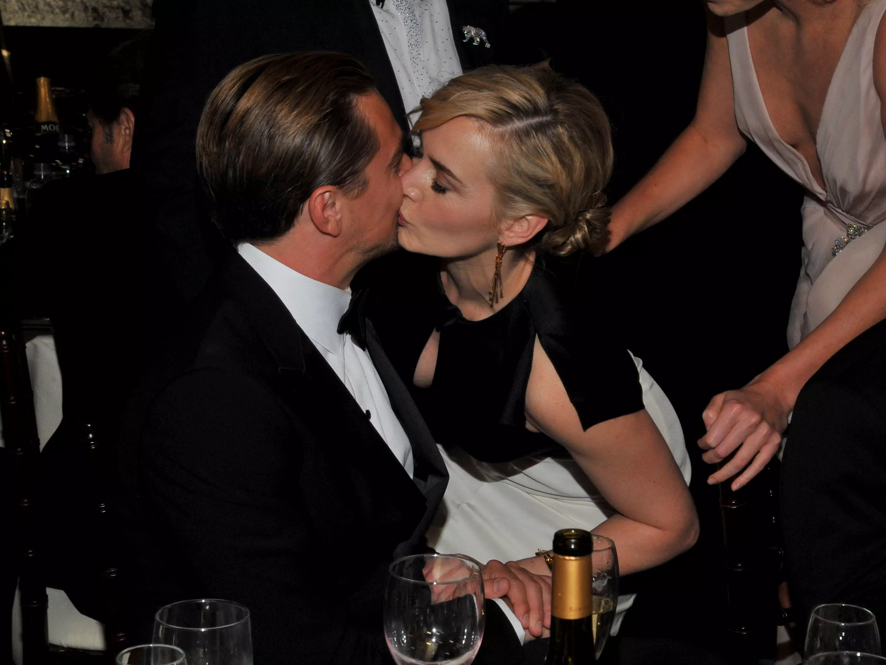 kate-winslet-leonardo-dicaprio-golden-globes-2012