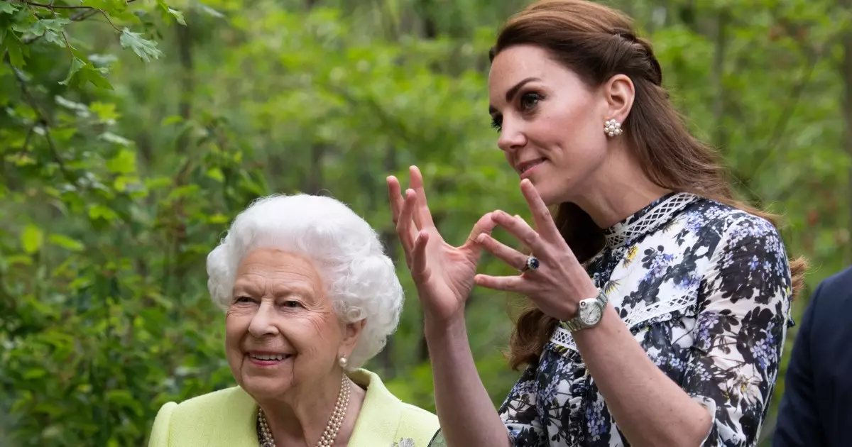 Koningin Elizabeth versorg Kate Middleton vir die troon