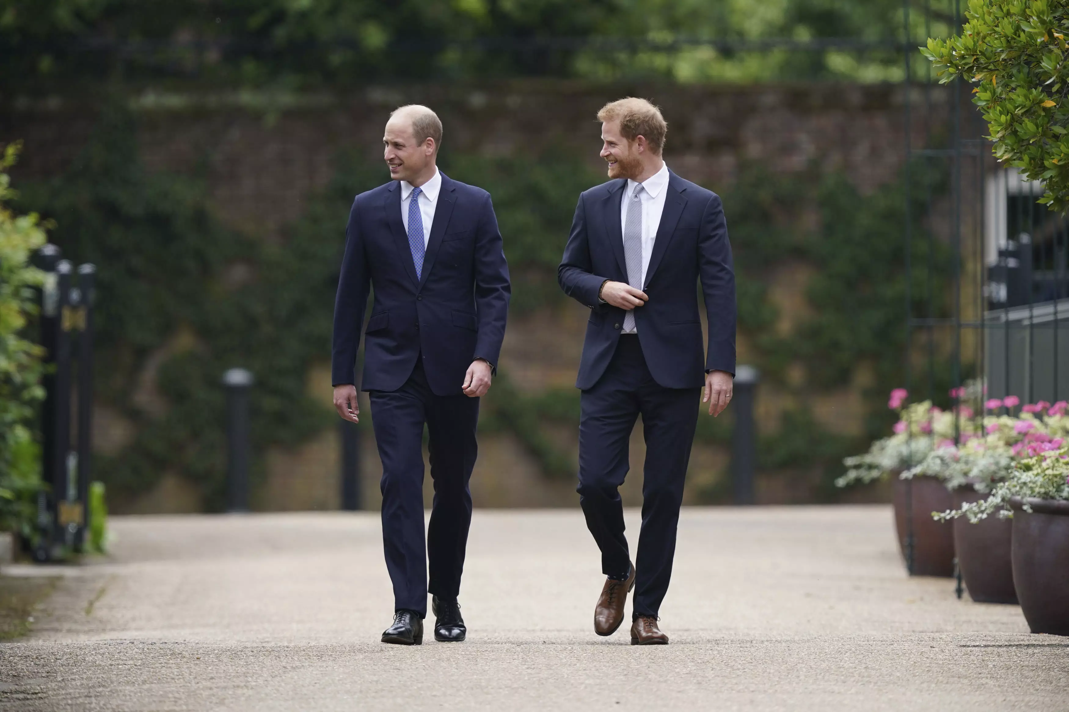 Prince-harry-jikọrọ ọnụ-na-royals-maka-diana-akpụrụ akpụ-unveiling