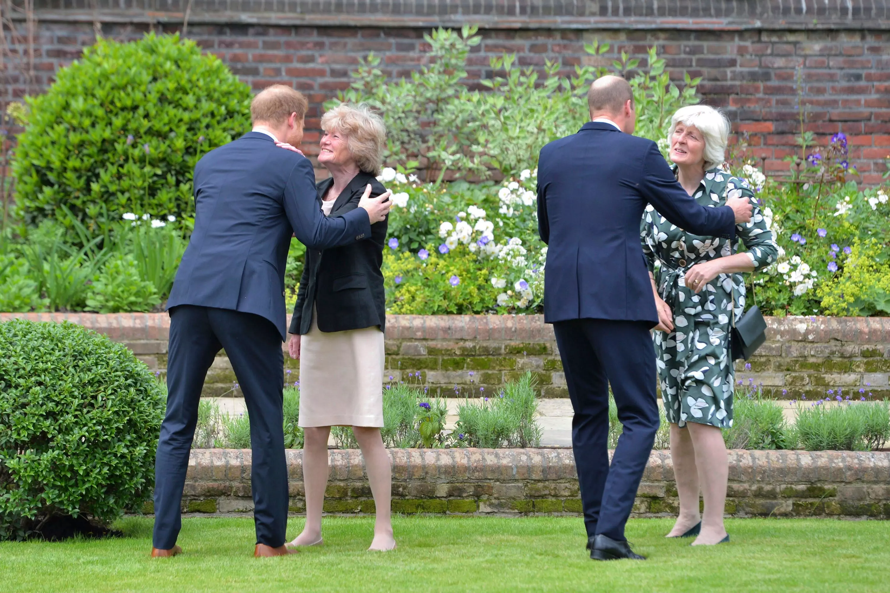 Prince-harry-jikọrọ ọnụ-na-royals-maka-diana-akpụrụ akpụ-unveiling