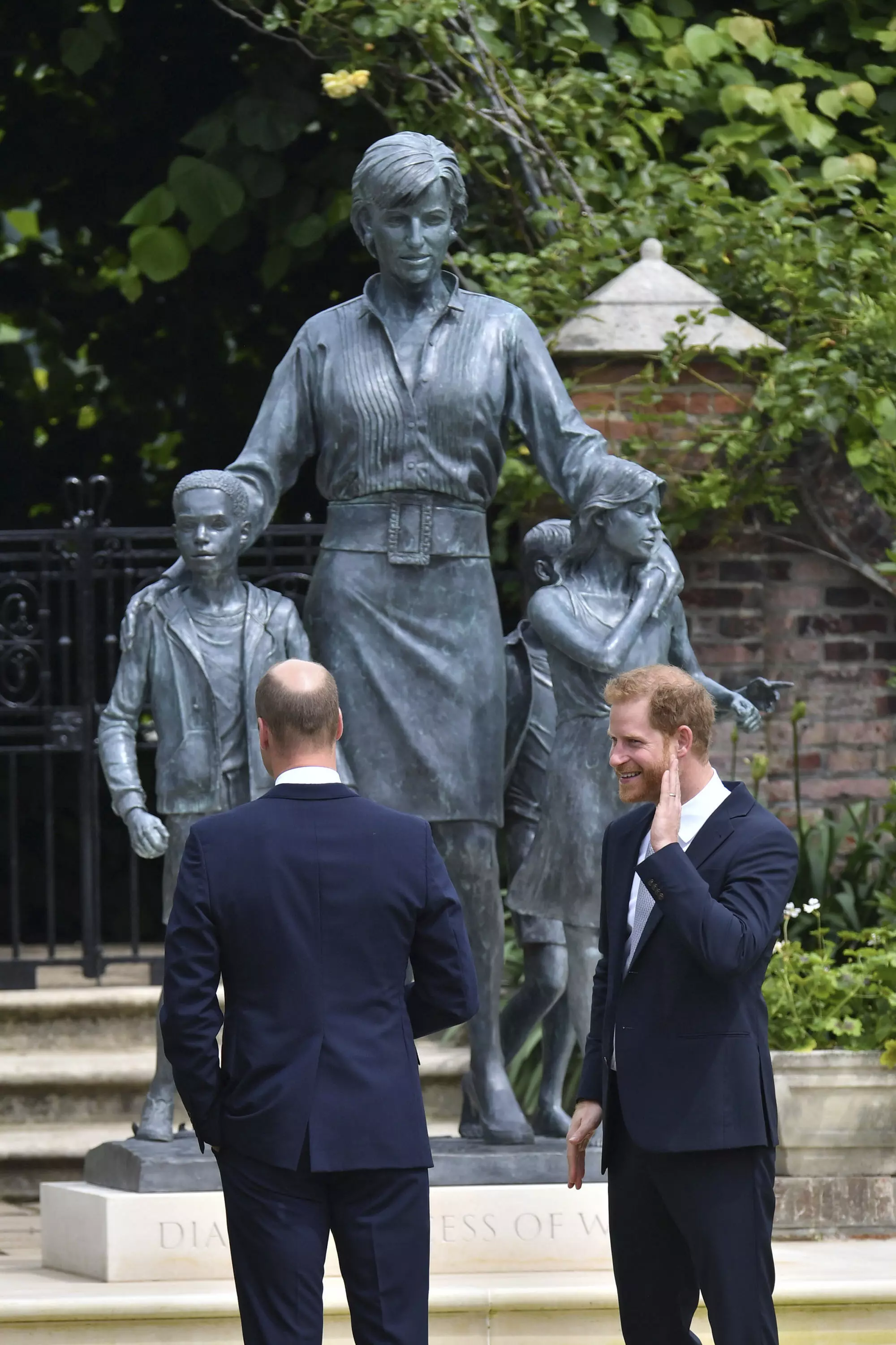 Prince-harry-jikọrọ ọnụ-na-royals-maka-diana-akpụrụ akpụ-unveiling