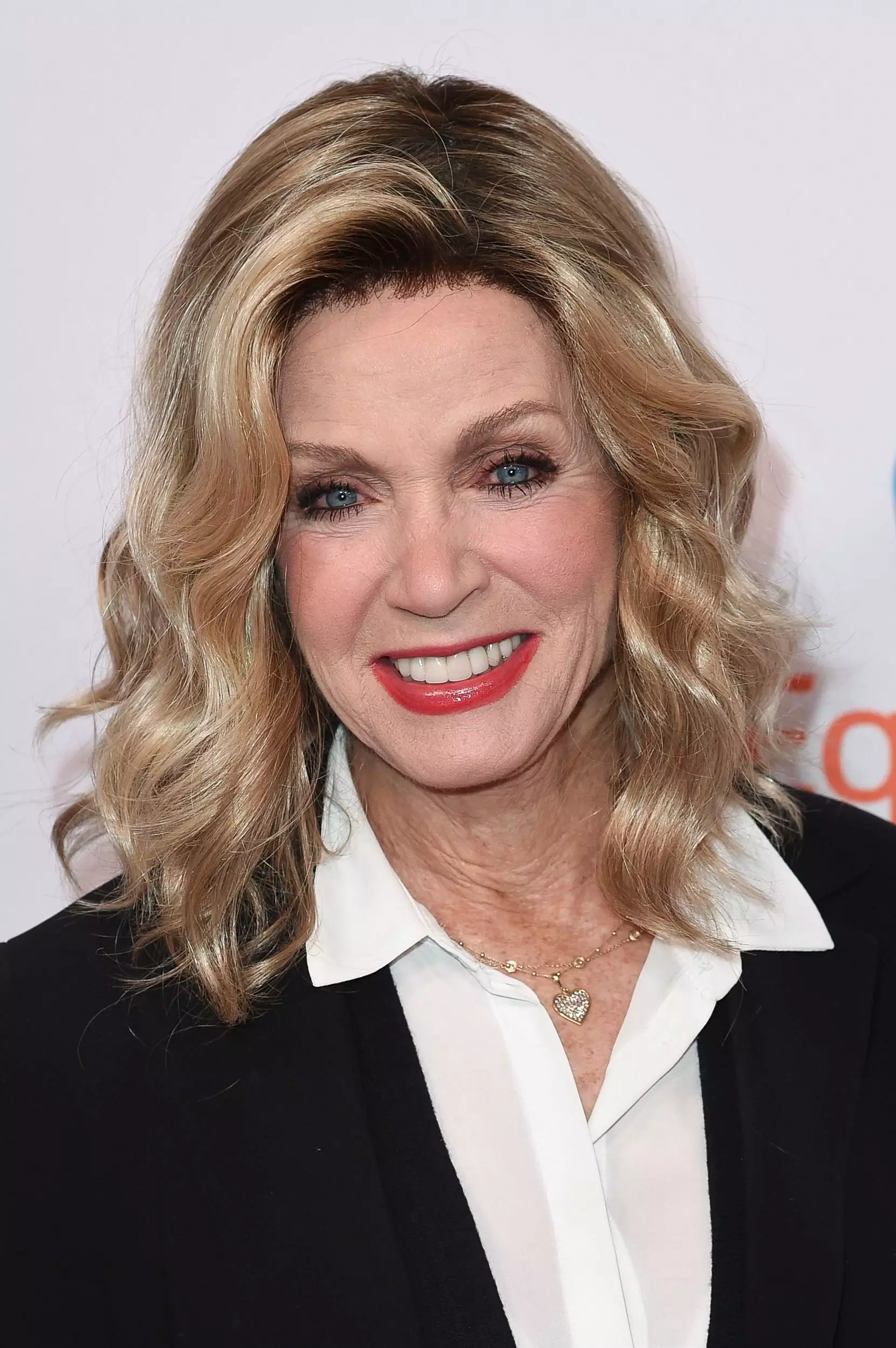 Donna Mills ara