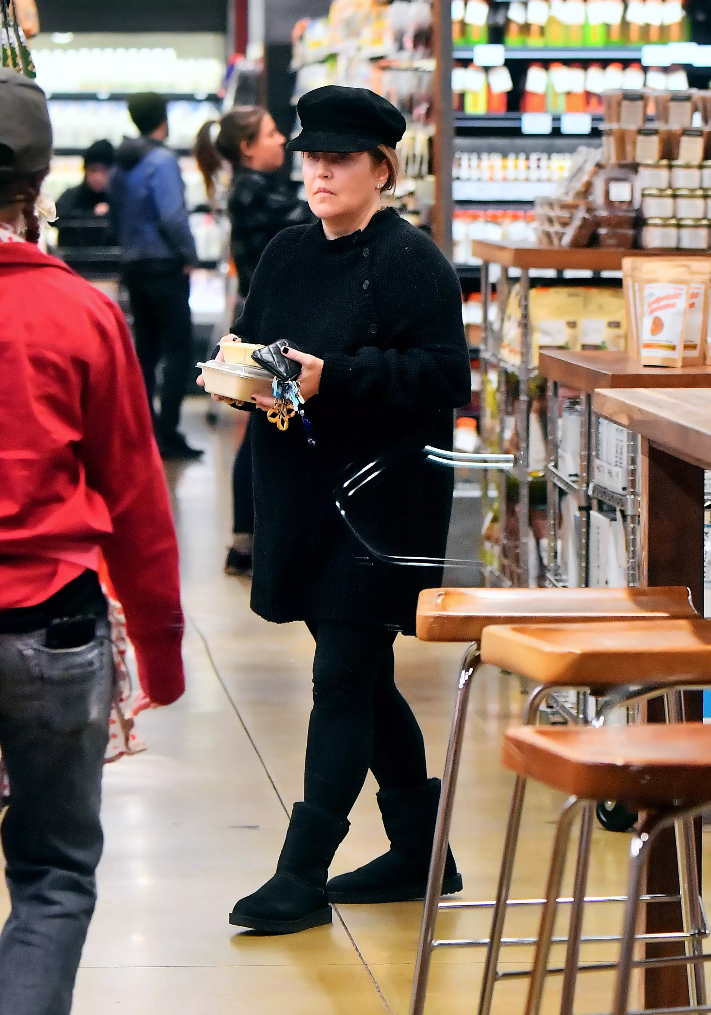 Lisa Marie Presley bắt gặp đi mua hàng tạp hóa tại Whole Foods với hai con gái Finley và Harper