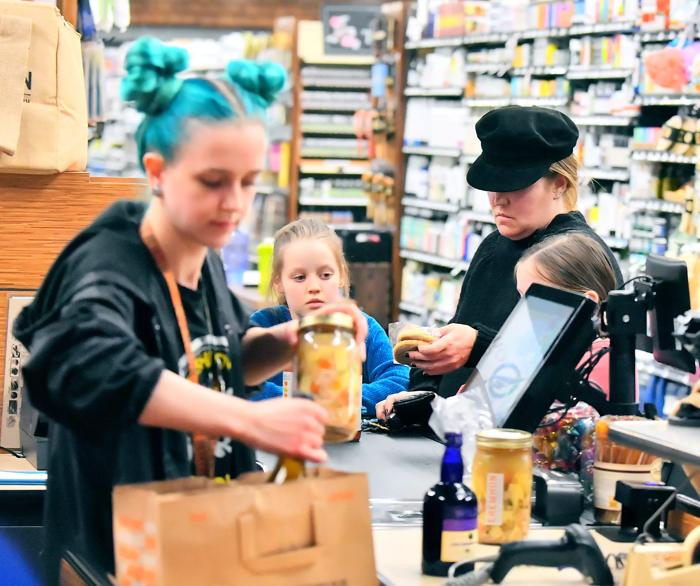 Lisa Marie Presley sá matarinnkaup á Whole Foods með dætrum sínum Finley og Harper