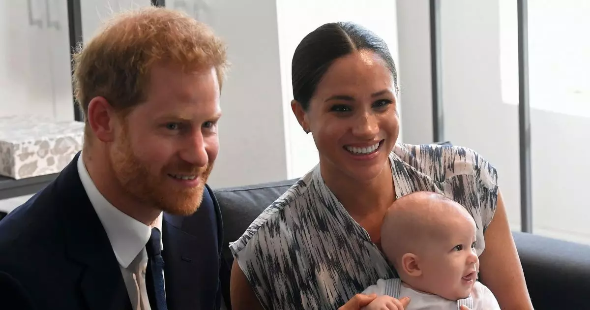 Ouça a voz do filho do príncipe Harry e Meghan, Archie, pela primeira vez