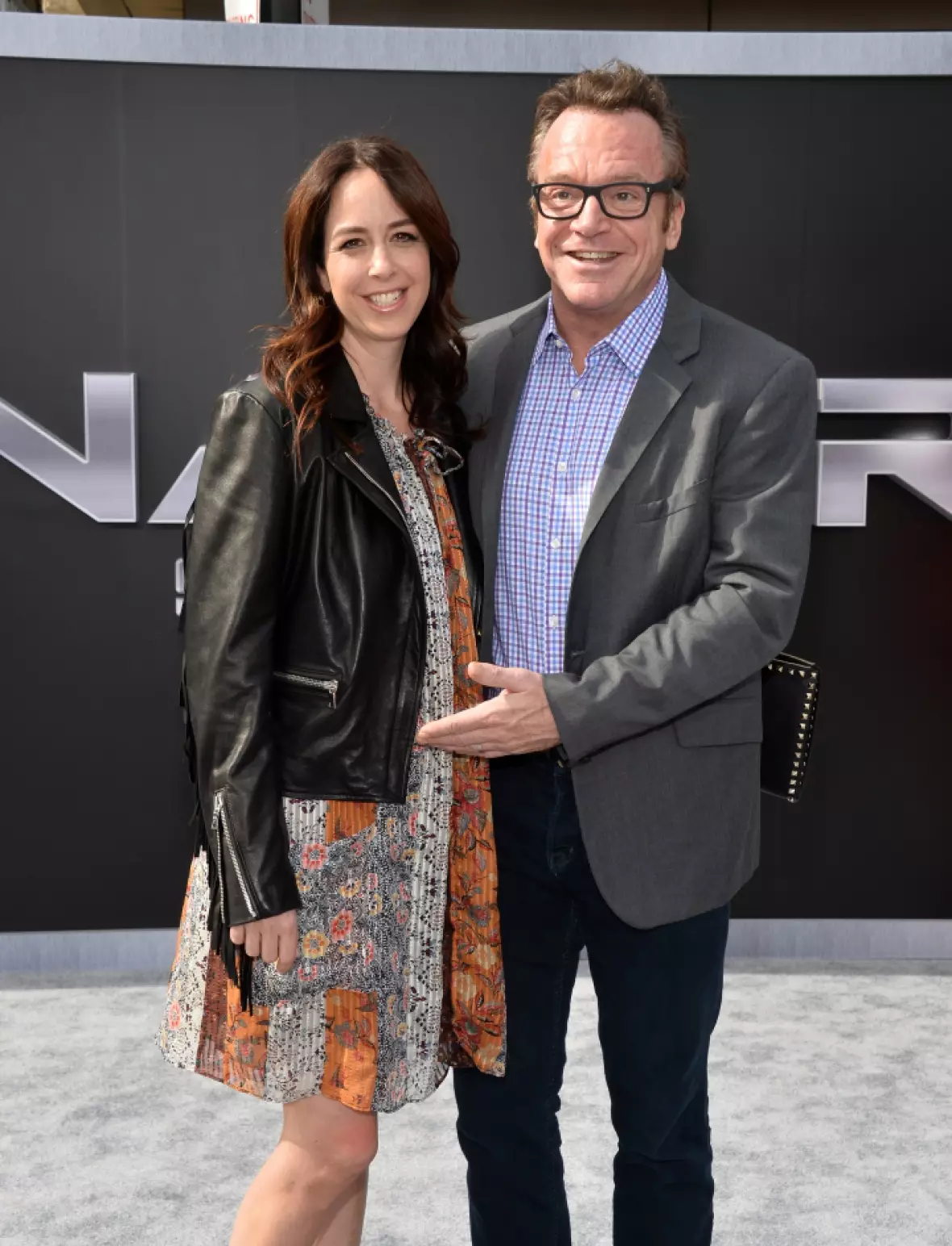 Tom Arnold und Ashley Groussman