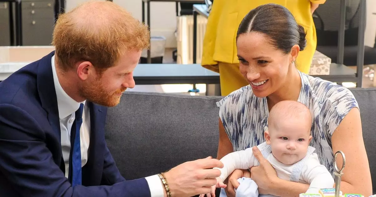 Meghan Markle และ Prince Harry Son Archie สามารถนั่งได้ไม่กี่วินาที