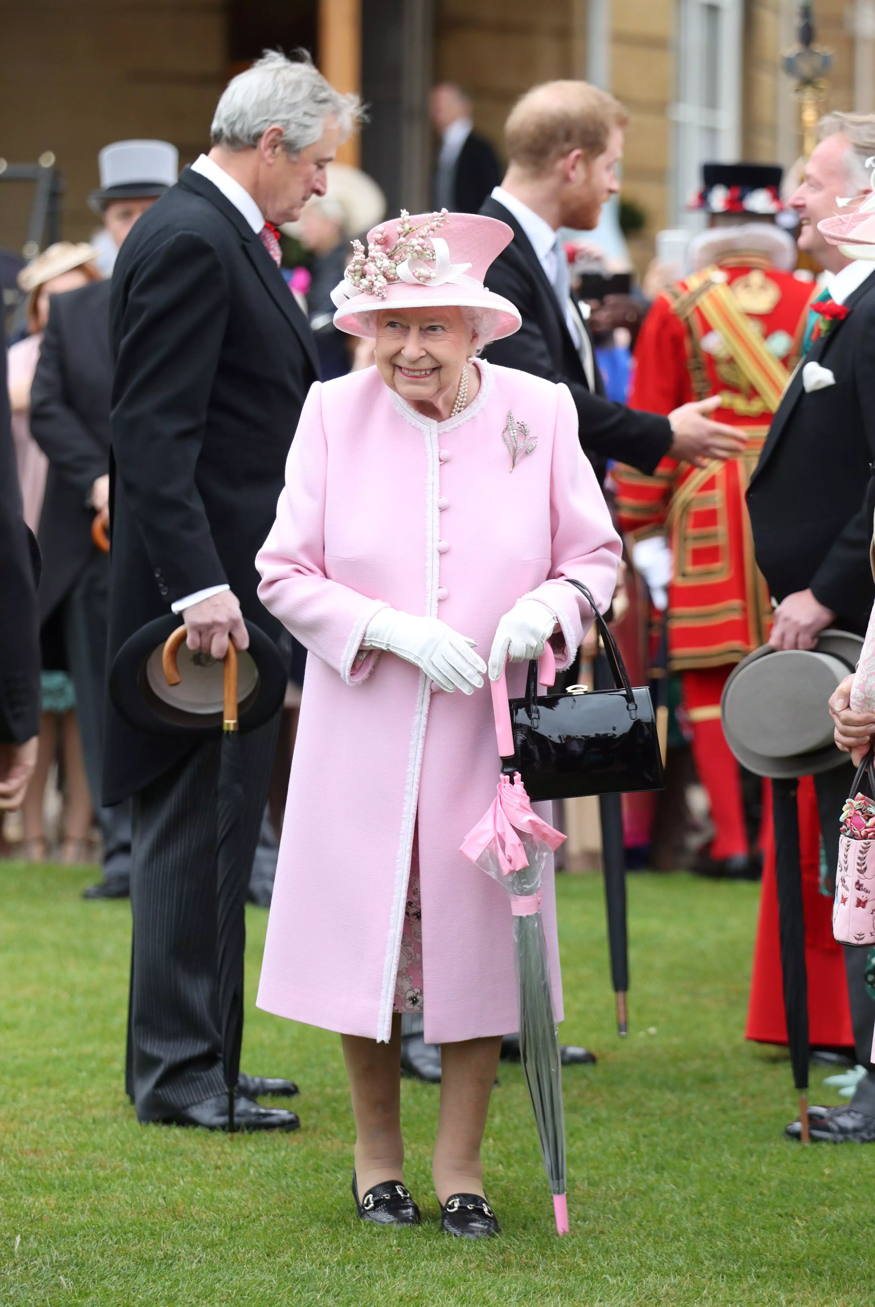 prins-harry-drottning-elizabeth-back-to-back-buckingham-palace-evenemang