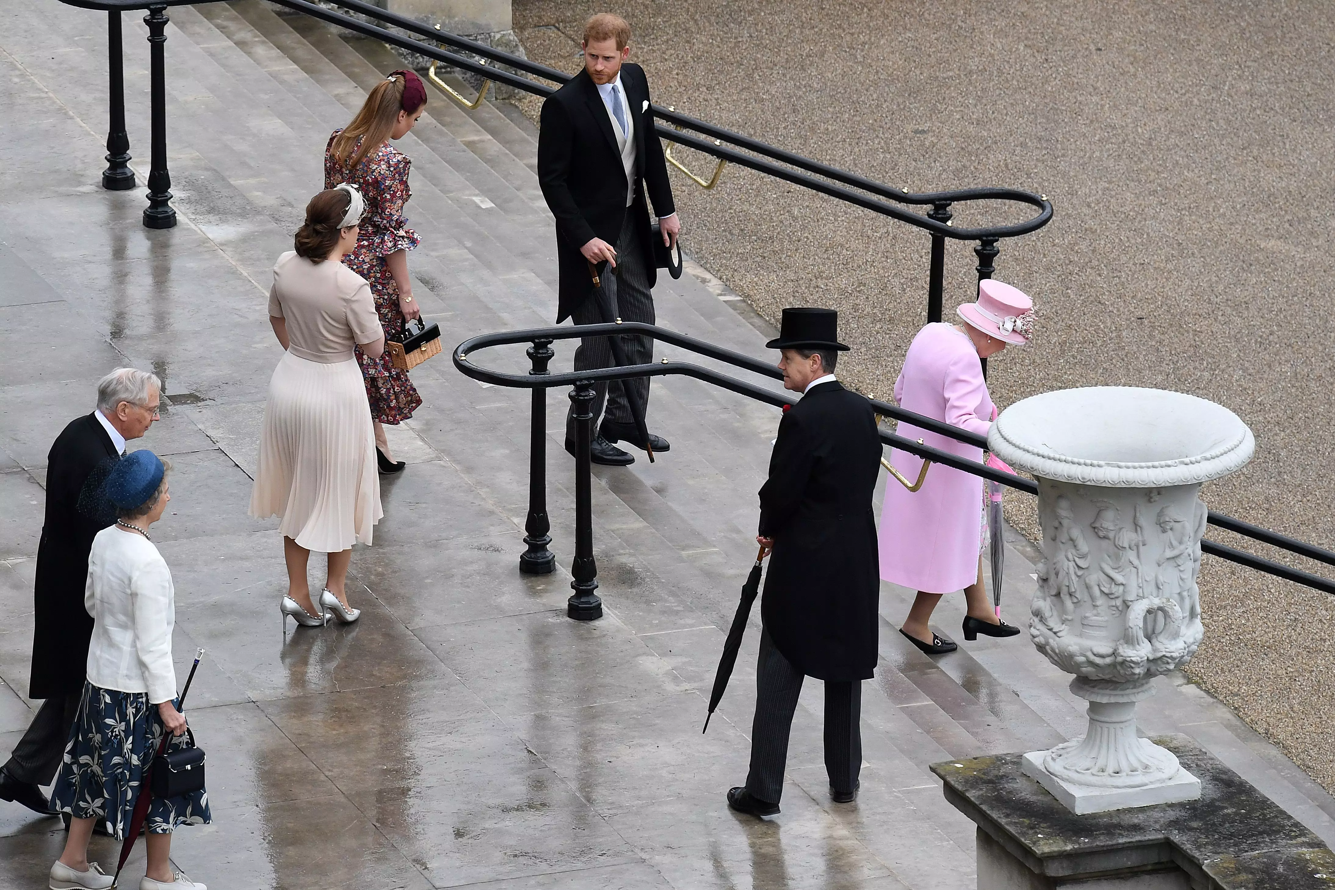 Prince-harry-queen-elizabeth-back-to-back-buckingham-cung điện-sự kiện