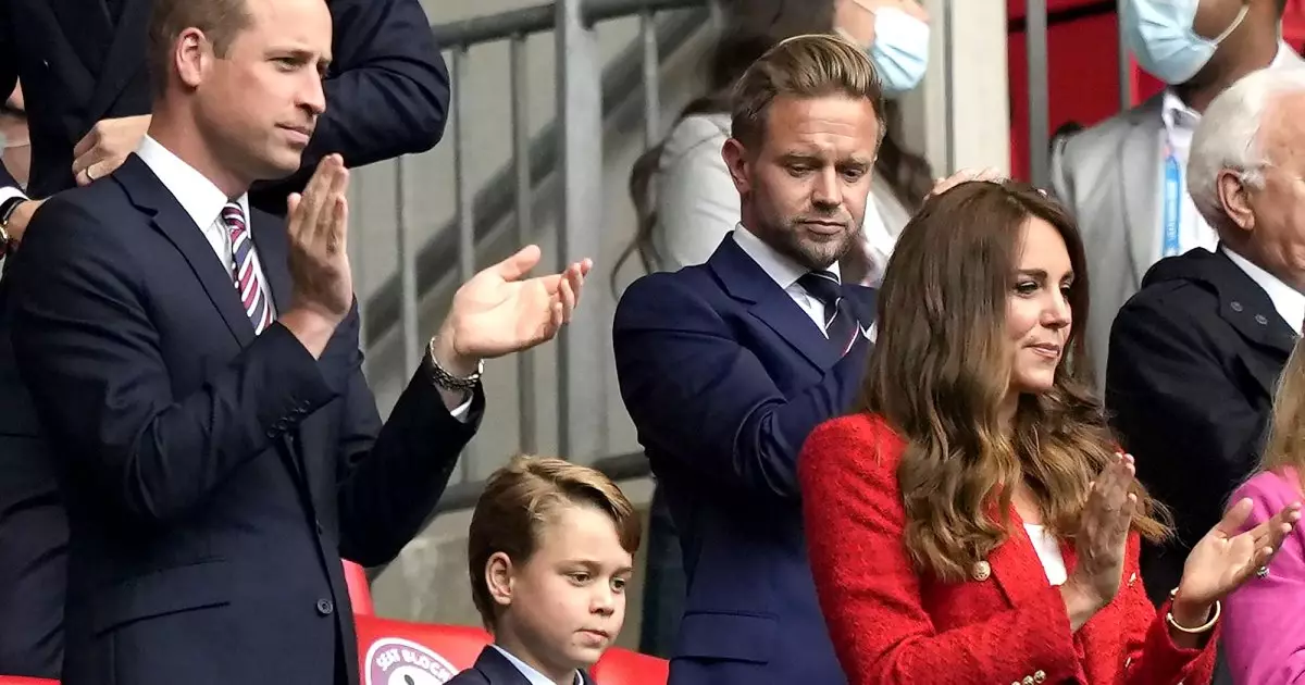 Si Prince William, George Nagsul-ob og Matching Suits sa Soccer Game: Mga Litrato