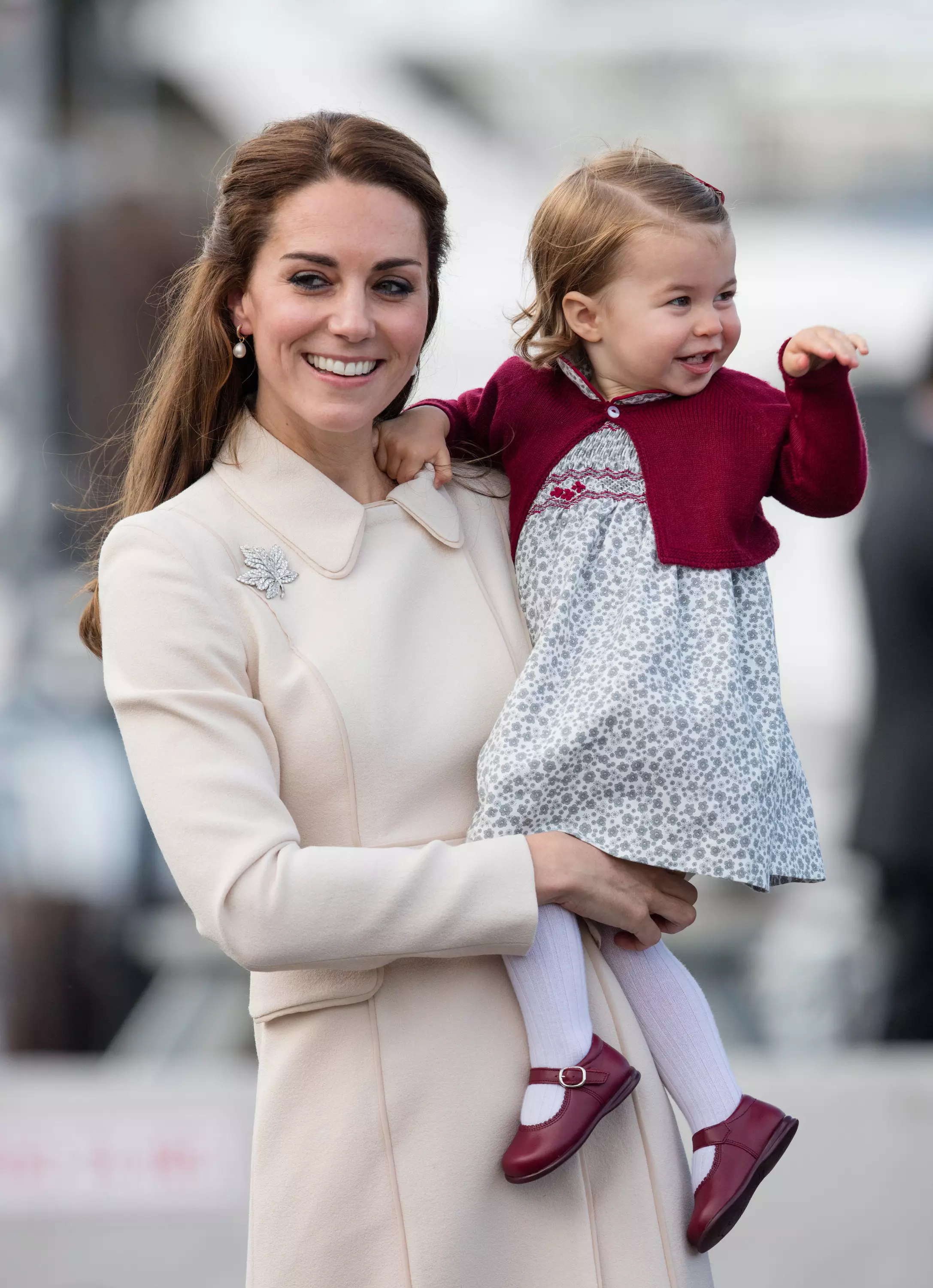 kate-middleton-charlotte-โบกมือ