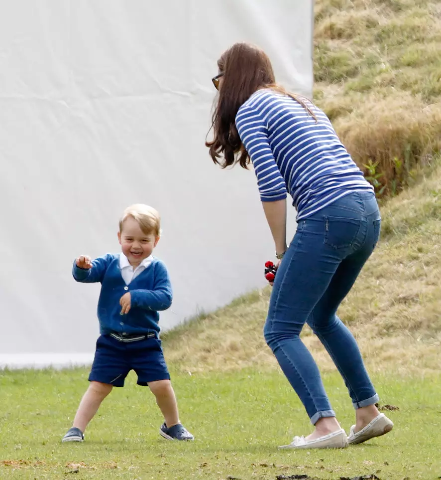 kate-middleton-george-play