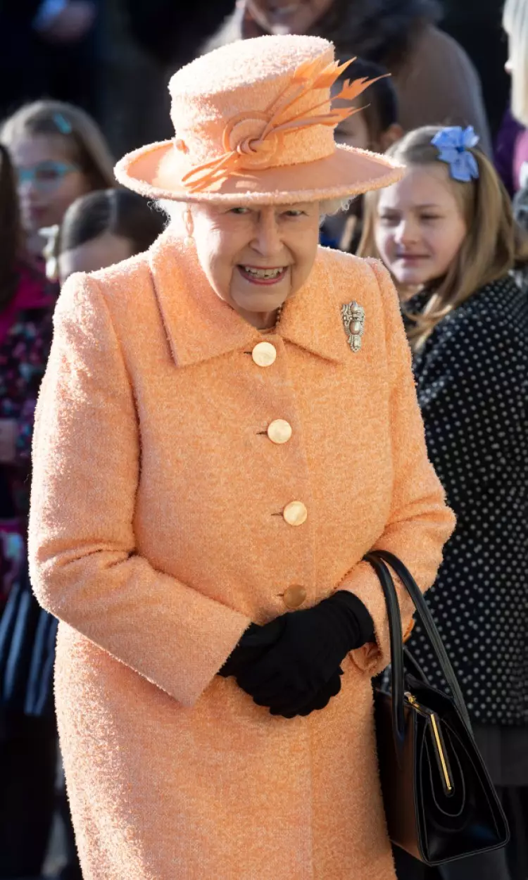 Koningin Elizabeth woont zondagsdienst bij in de St. Peter & St. Paul-kerk in West Newton