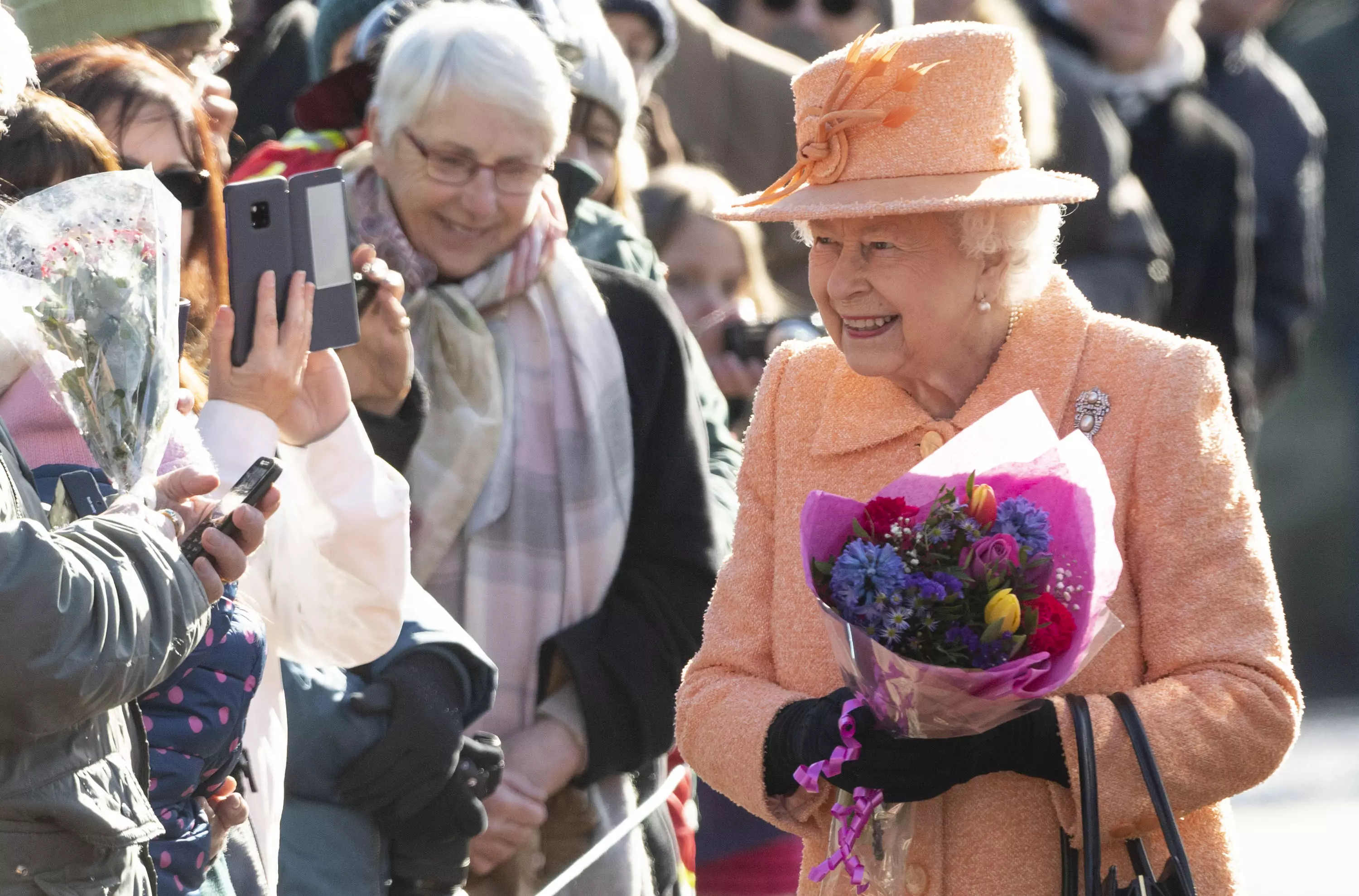 Koningin Elizabeth woont zondagsdienst bij in de St. Peter & St. Paul-kerk in West Newton