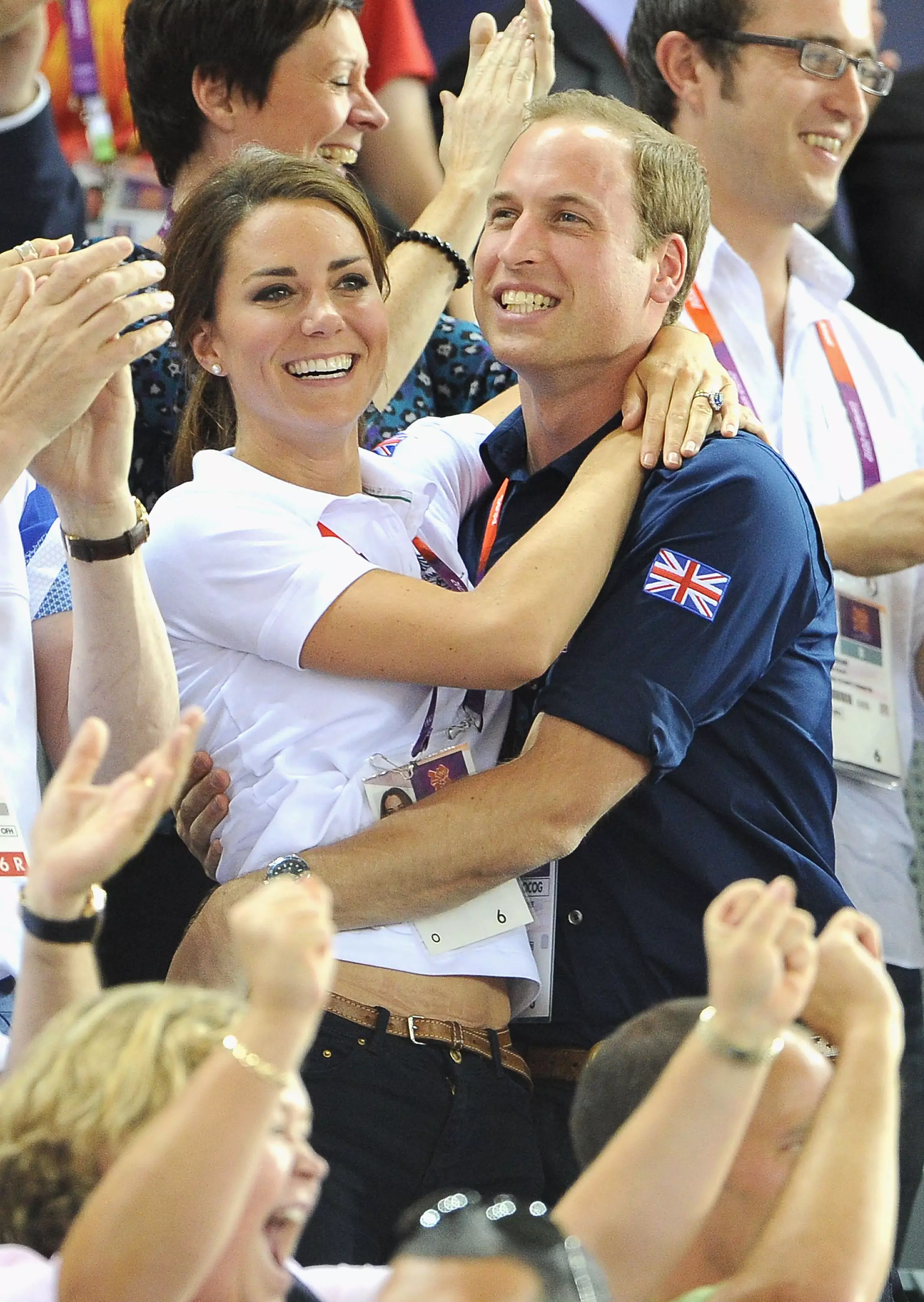 Le prince William et Kate Middleton s'enlacent le jour 6 des Jeux Olympiques de Londres 2012 au Vélodrome