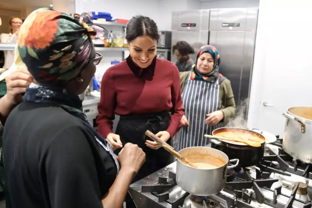 meghan-markle-Cooking-Thanksgiving-eve.jpg