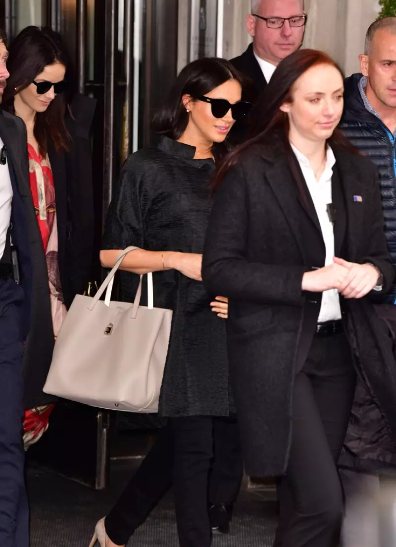 Meghan Markle, Duchess of Sussex ayaa la arkay isagoo ka baxaya Mark Hotel ee NYC