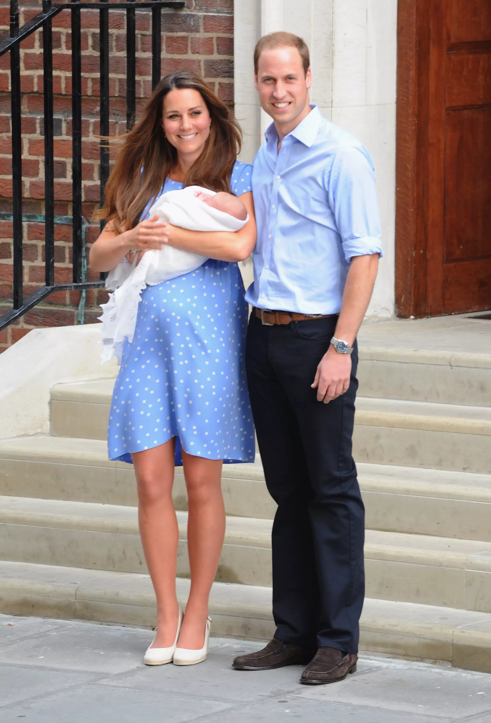 Catherine, hertuginde af Cambridge og prins William, hertug af Cambridge forlader Lindo Wing med deres nyfødte søn prins George